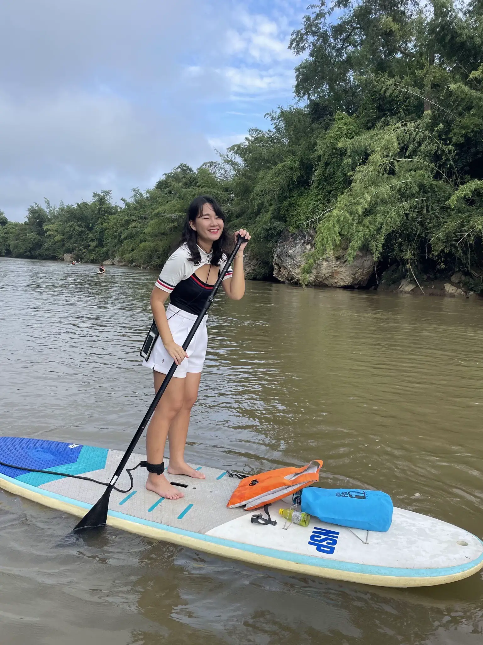 พาพาย SUP Board แบบลุยๆ ที่แม่น้ำแควน้อย | แกลเลอรีที่โพสต์โดย ชมพูพาพาย | Lemon8