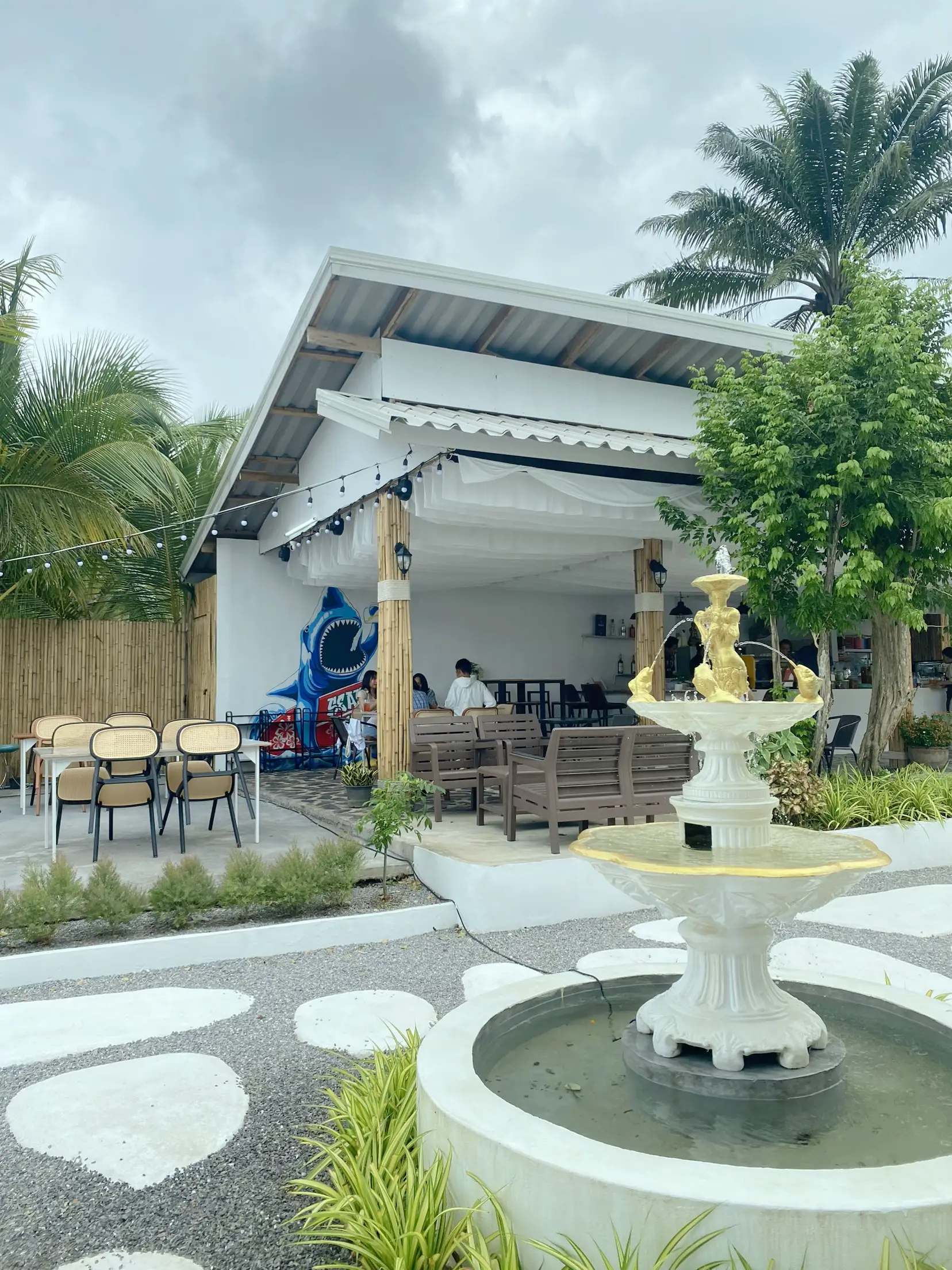 Season Cafe Chumphon 🌊 คาเฟ่ริมทะเล บรรยากาศดีเว่อ 💖 | แกลเลอรีที่โพสต์โดย Tangmo_TM | Lemon8