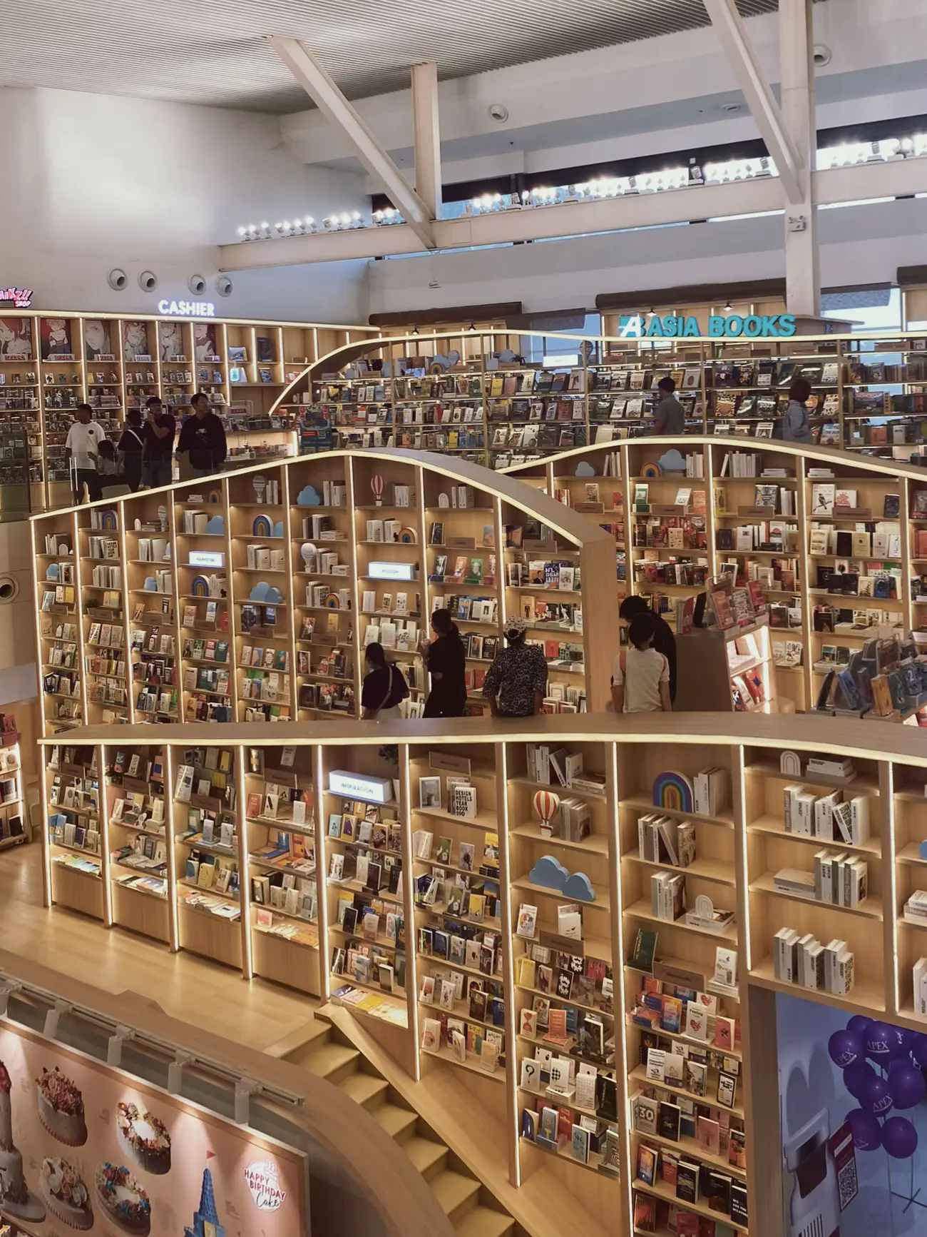 พิกัดถ่ายรูปกับร้านขายหนังสือ (Think Space B2S) | แกลเลอรีที่โพสต์โดย ffunfuangg | Lemon8