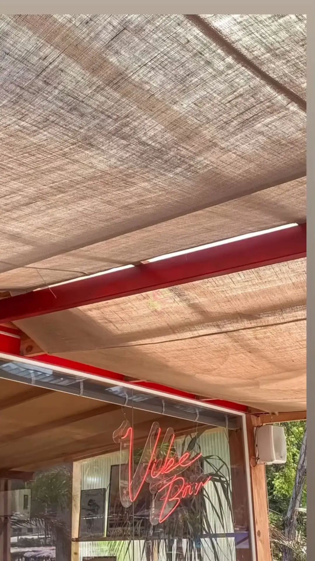 แนะนำคาเฟ่ Vibe bar หาดตาแหวน @kohlarn | วิดีโอที่เผยแพร่โดย Bowii | Lemon8