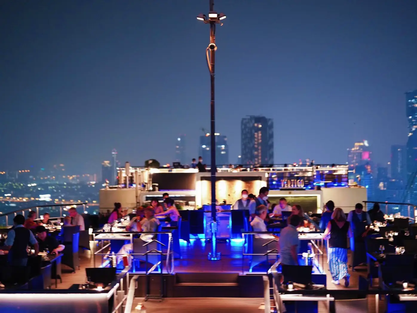 Vertigo & Moon Bar Rooftop | แกลเลอรีที่โพสต์โดย sirizz | Lemon8