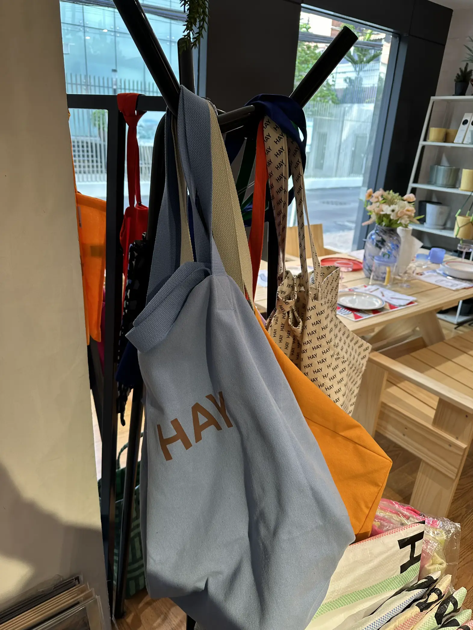 ไม่ต้องไปถึง Copenhagen ก็มี HAY ให้ซื้อแล้ว🎯 | แกลเลอรีที่โพสต์โดย a ...