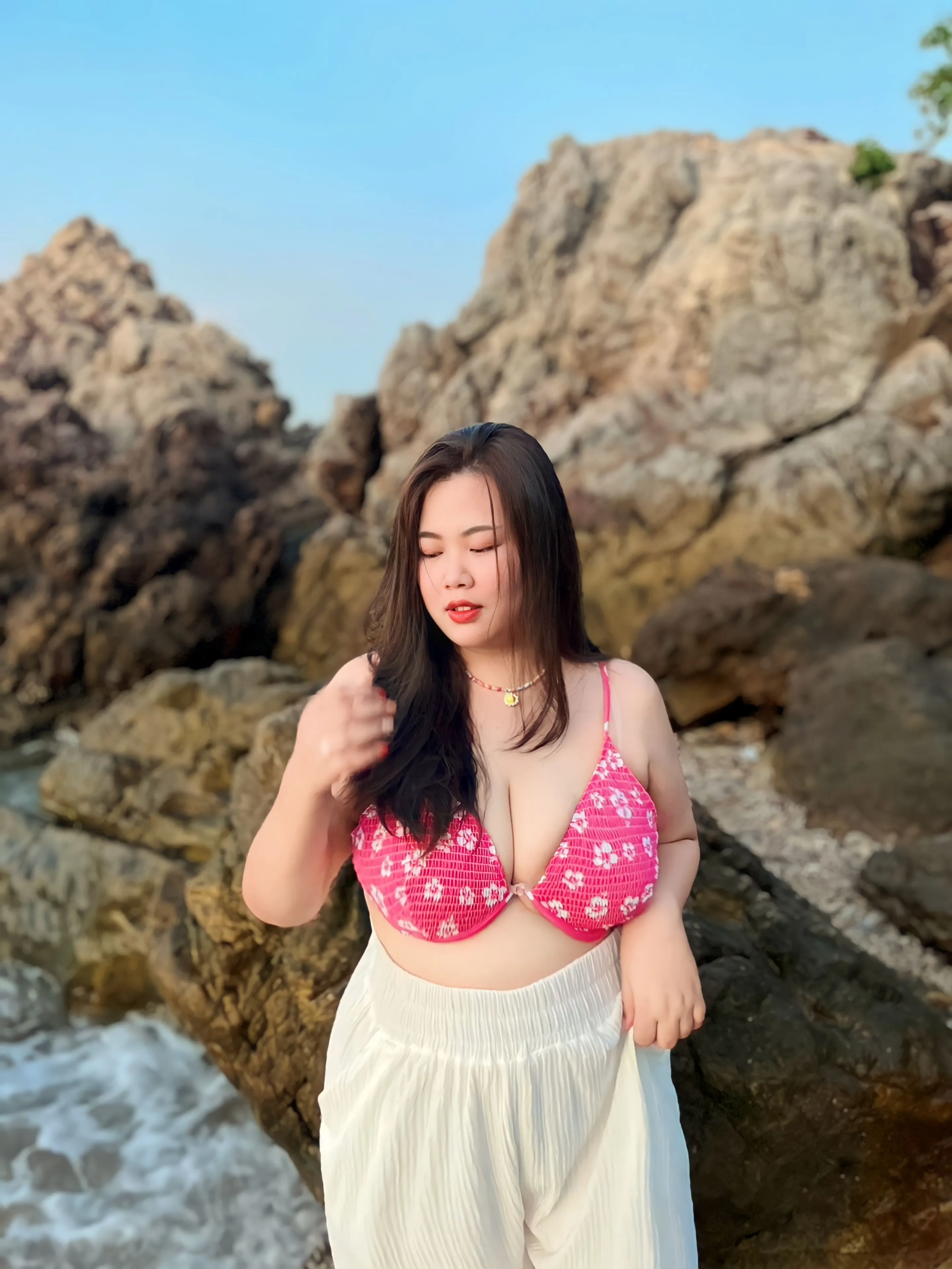 Grandmother's Beach. The evening light is very beautiful. ☀️ | Gallery posted by yingnapat | Lemon8