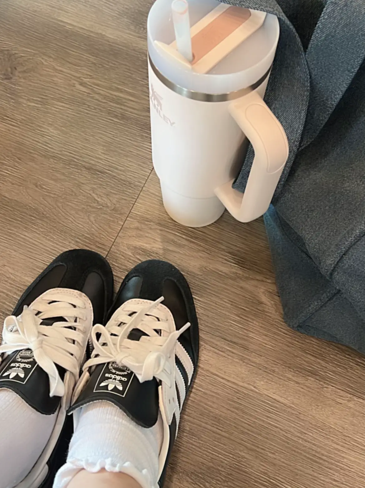 Samba OG สีขาว vs สีดำ (รุ่น 75th anniversary ) | แกลเลอรีที่โพสต์โดย Sobee.story 🎀 | Lemon8