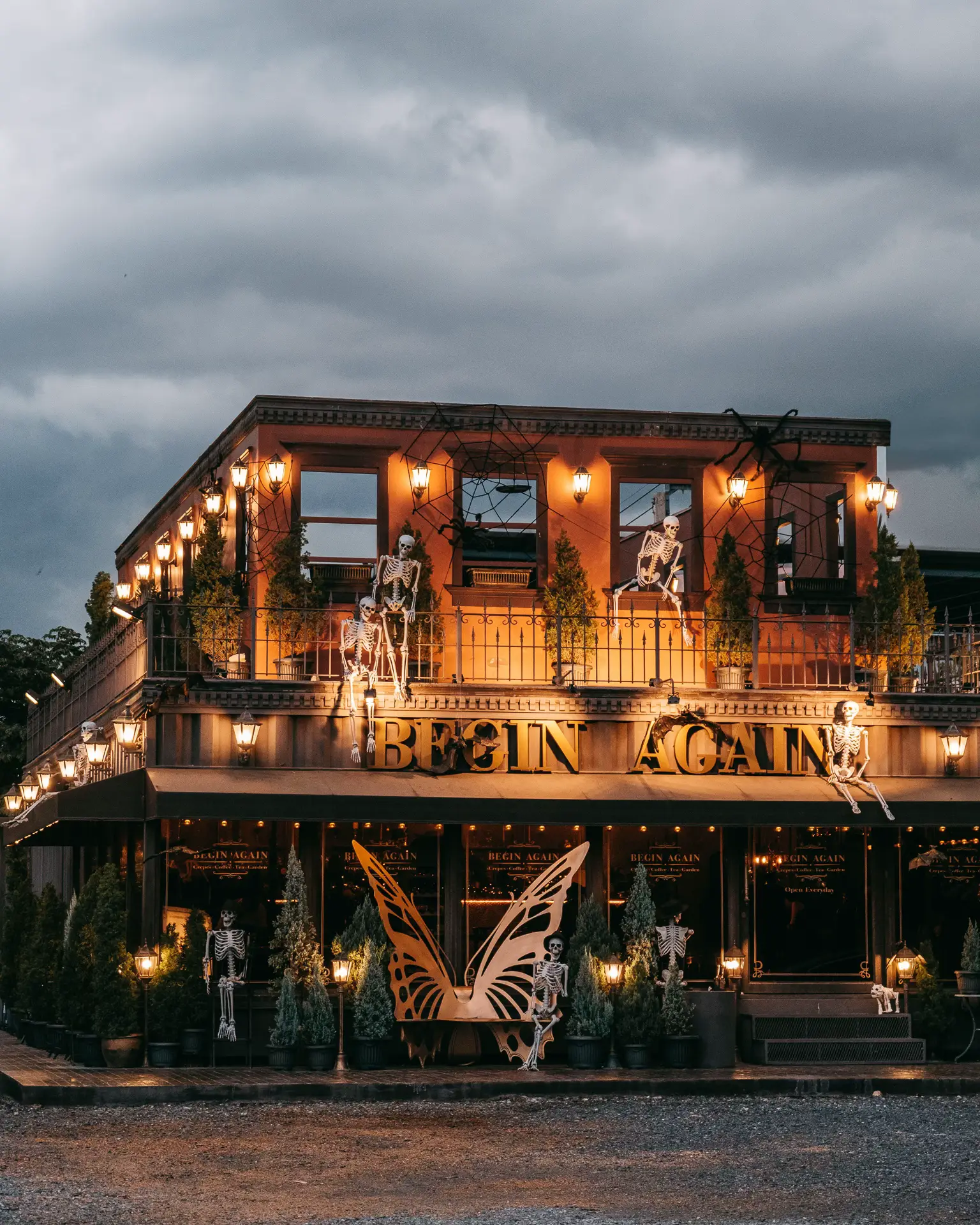 สัมผัสบรรยากาศแบบหลอนๆ แต่แฝงความหรูหรา ที่ BEGIN AGAIN | Gallery posted by Rattomarty | Lemon8