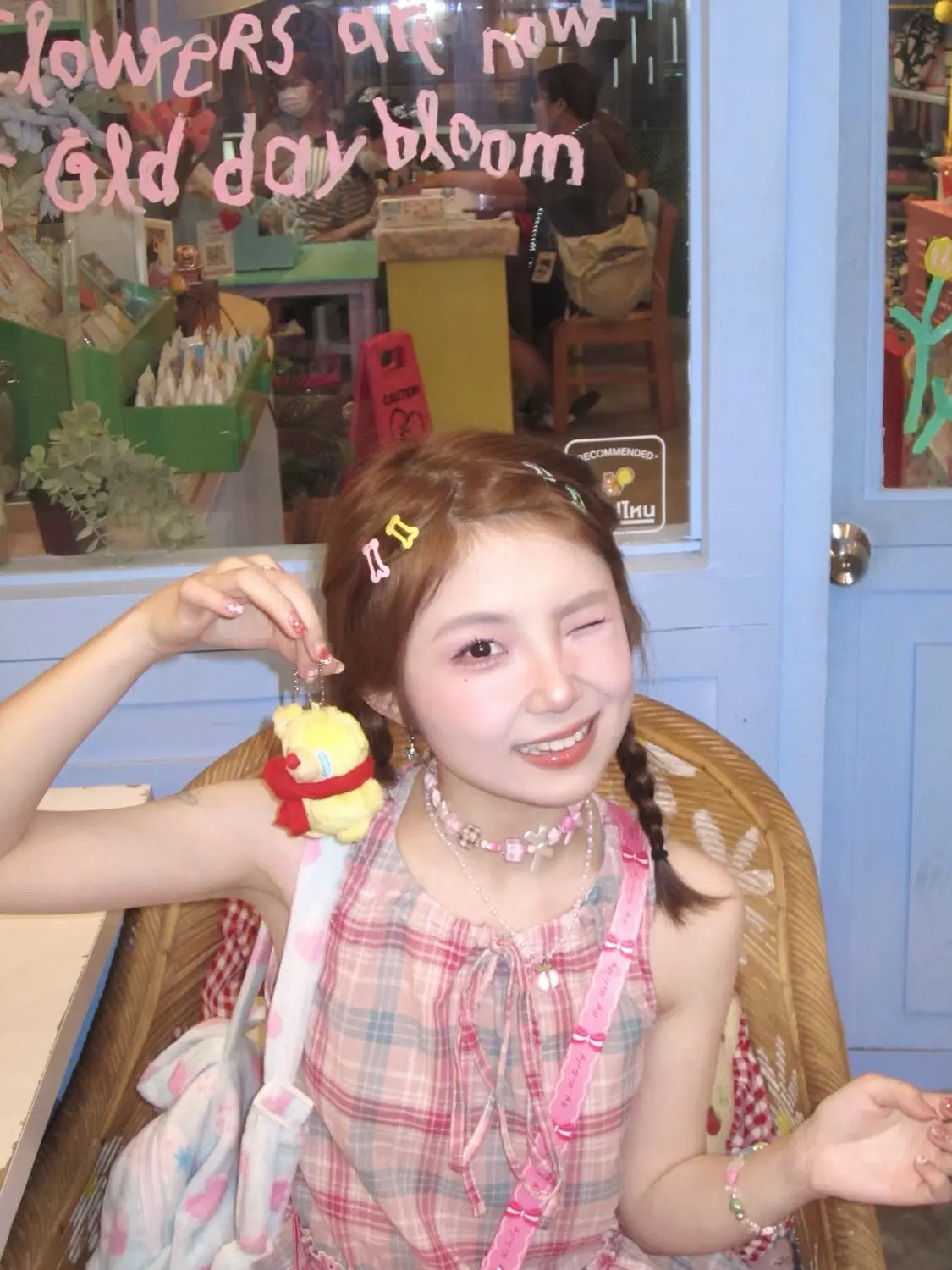 OOTD เดรสตัวนี้สวยจนทำเอาทึ่งสุดๆ | แกลเลอรีที่โพสต์โดย Giggle Girls | Lemon8