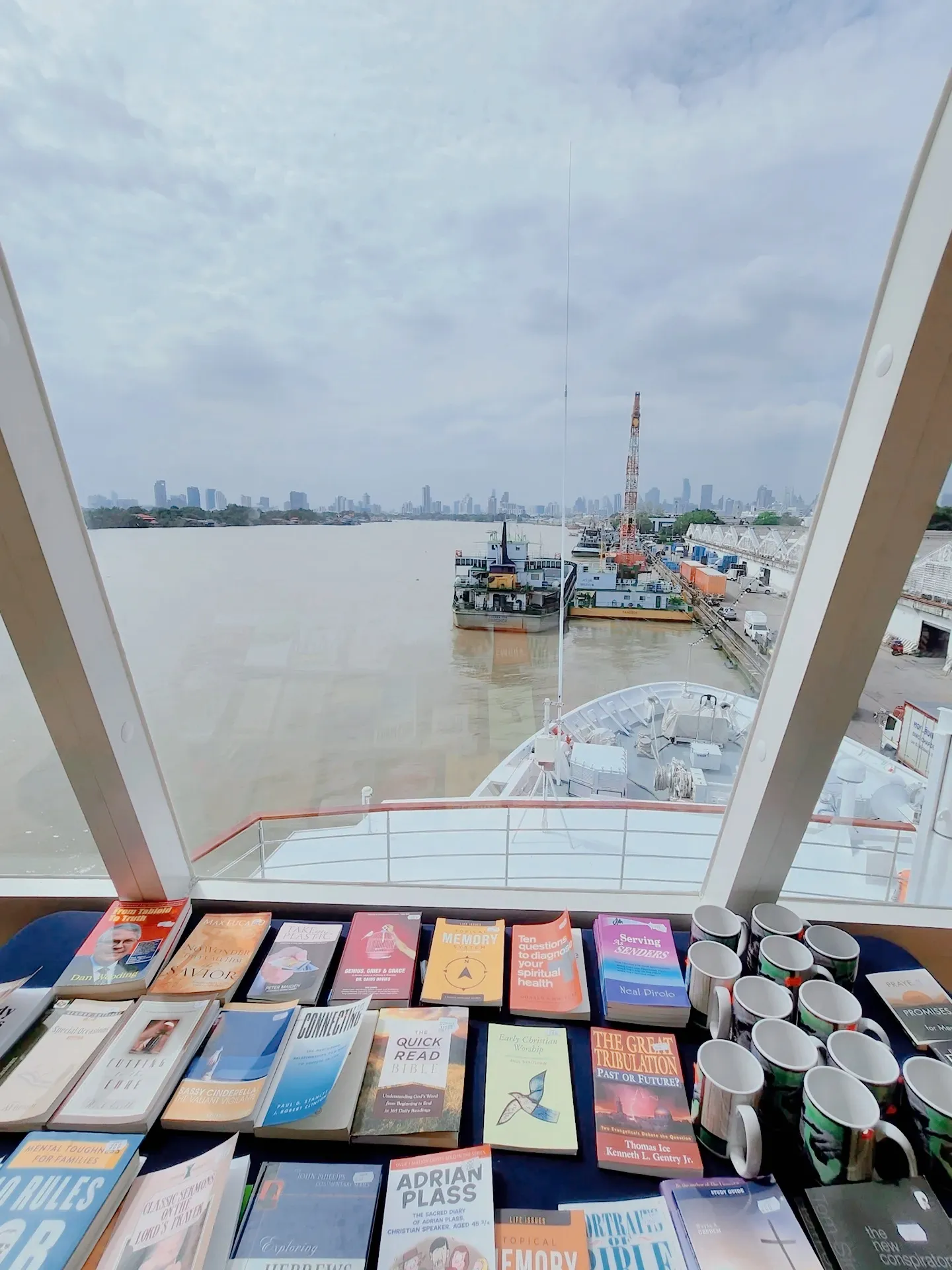 เรือห้องสมุดลอยน้ำ Doulos Hope 🛳 ️📚 | แกลเลอรีที่โพสต์โดย พี่โพยยยยย 🦄🌻 | Lemon8