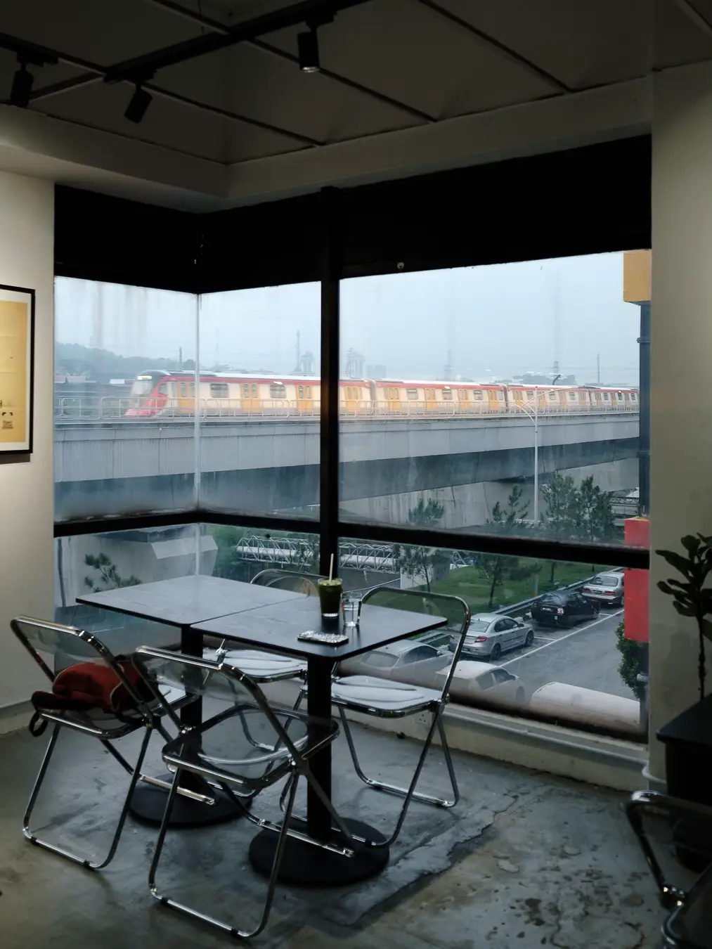 🚞Muslim-owned MRT Train view CAFE just 5' walking🚞 | Galeri disiarkan ...