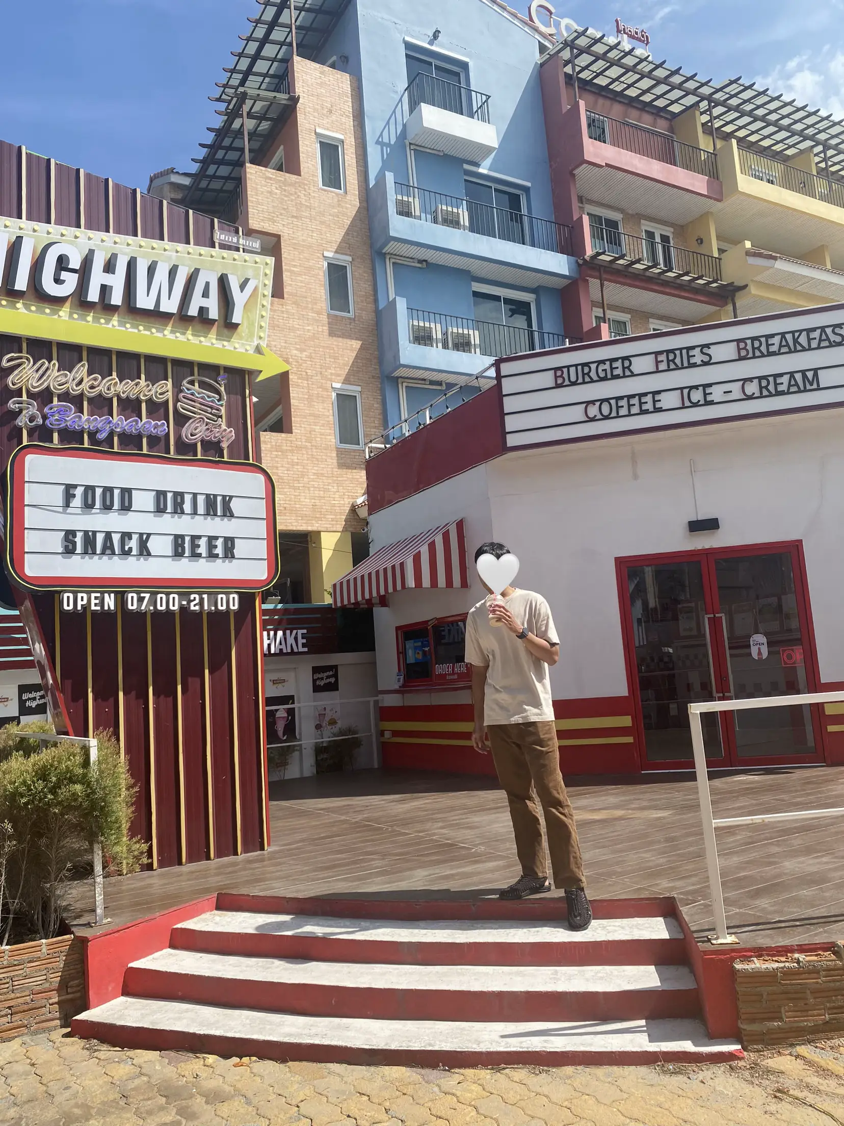 Highway cafe at bangsaen คาเฟ่สไตล์อเมริกันริมทะเล | แกลเลอรีที่โพสต์ ...