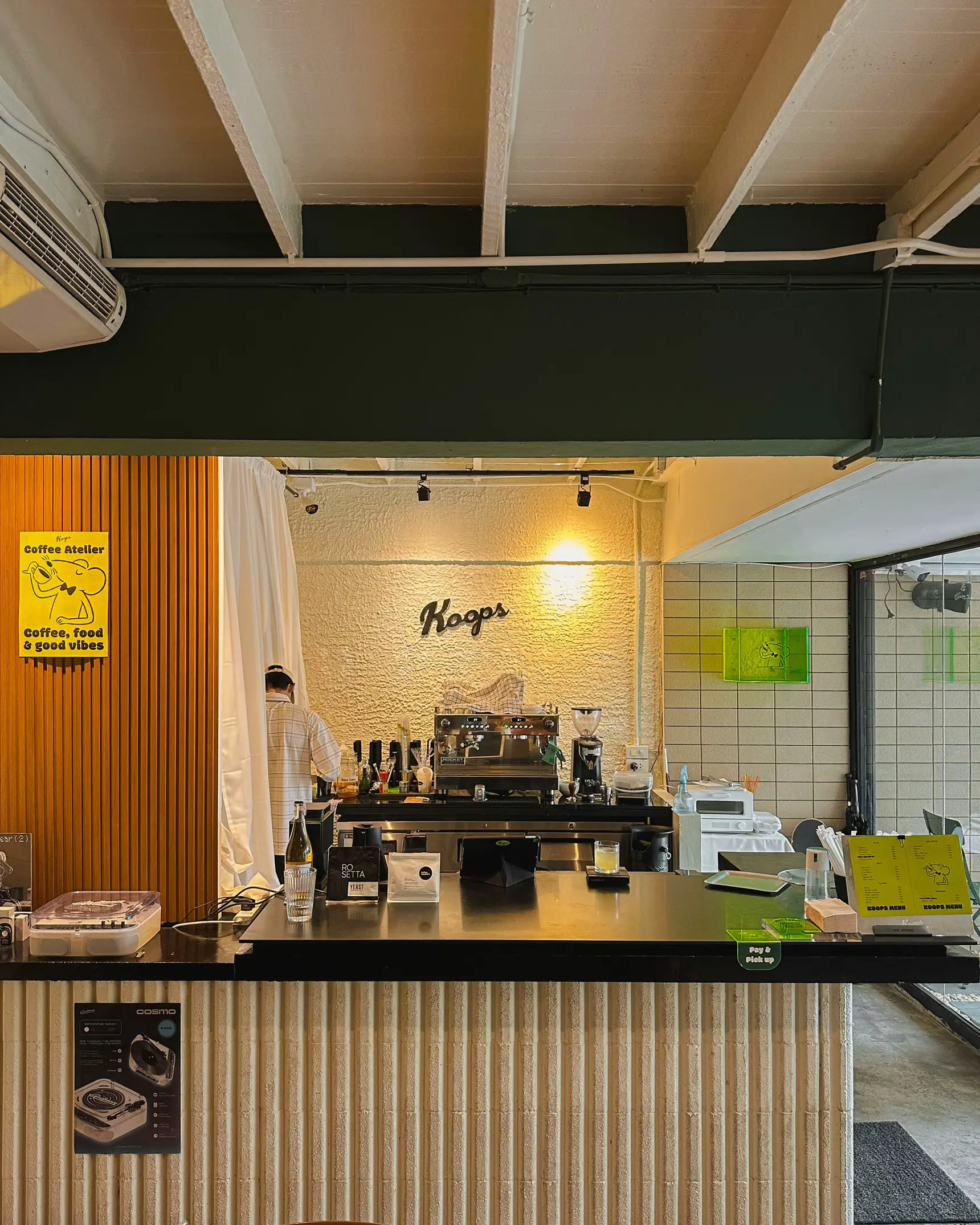 KOOPS COFFEE ; คาเฟ่และร้านแผ่นสียงลับๆย่านเอกมัย💿 | แกลเลอรีที่โพสต์โดย PICMEUPPLEASE | Lemon8