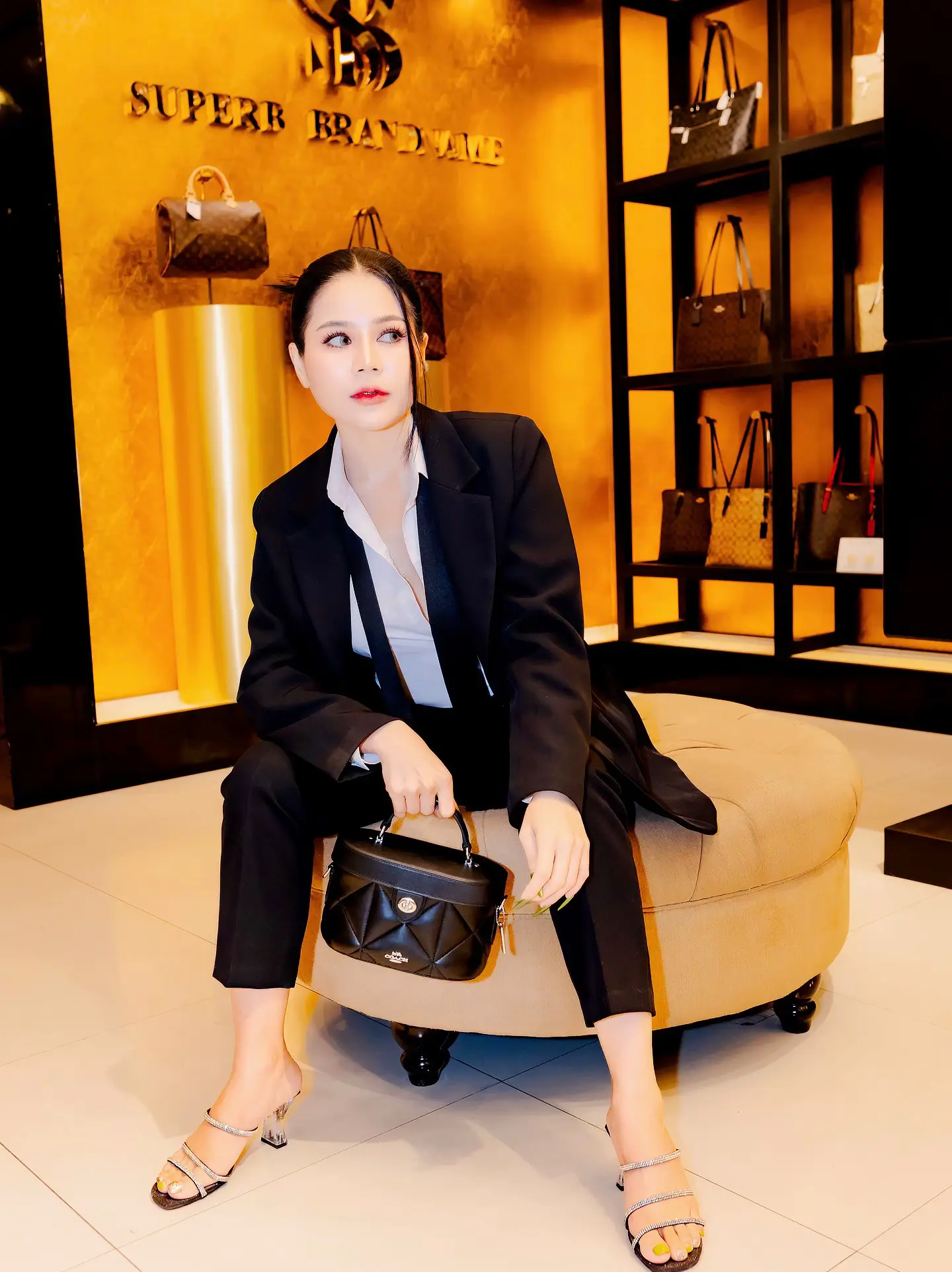 โพสต์ท่ายังไงให้ดูแพง “ ลุคนักธุรกิจ ” 💼 | แกลเลอรีที่โพสต์โดย Kaimook Phiraya | Lemon8