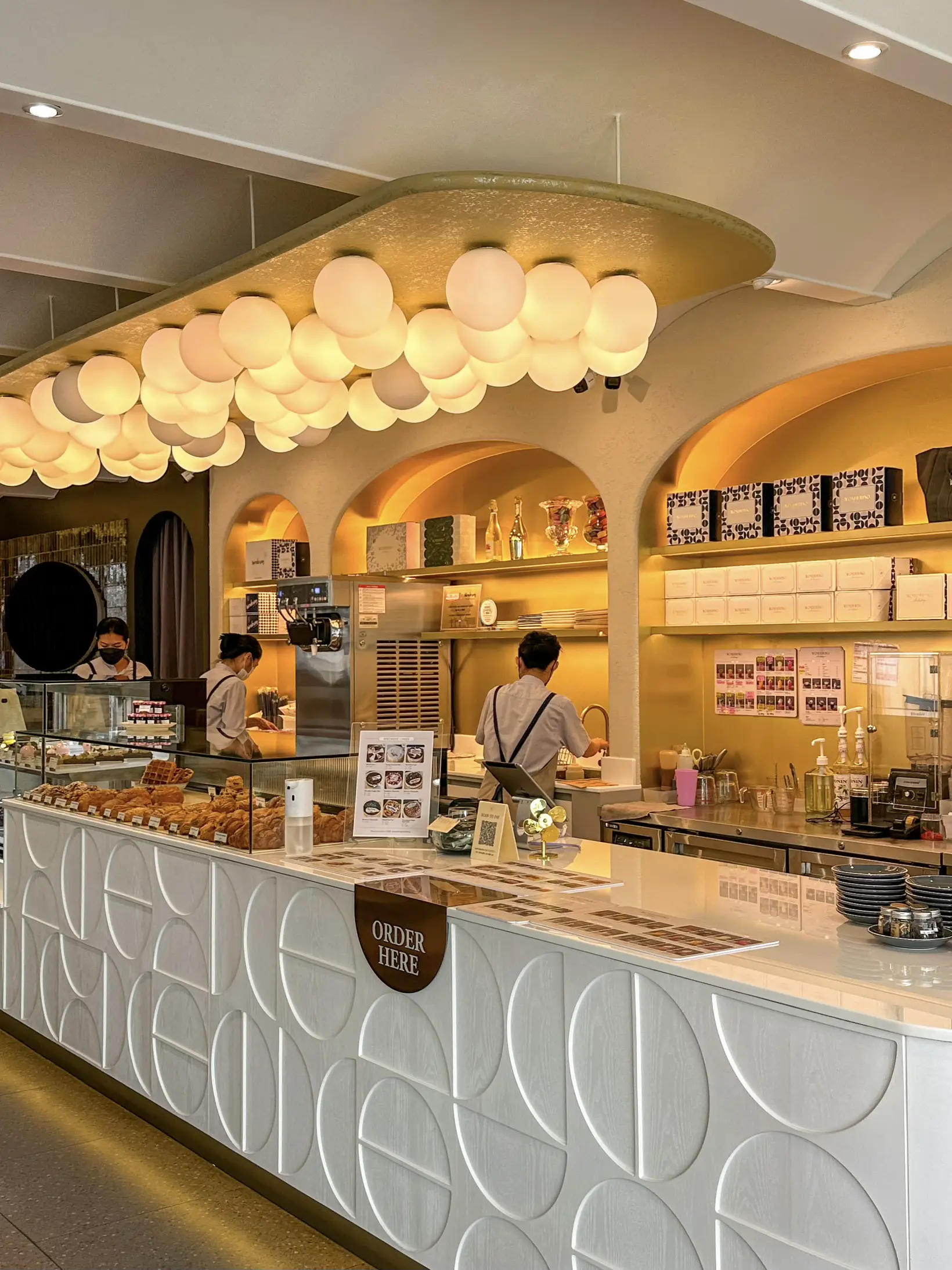 🧀คาเฟ่ขนมฝรั่งเศส vibe ดีย่านพระราม3🥨🍳 | แกลเลอรีที่โพสต์โดย Jabchaith | Lemon8