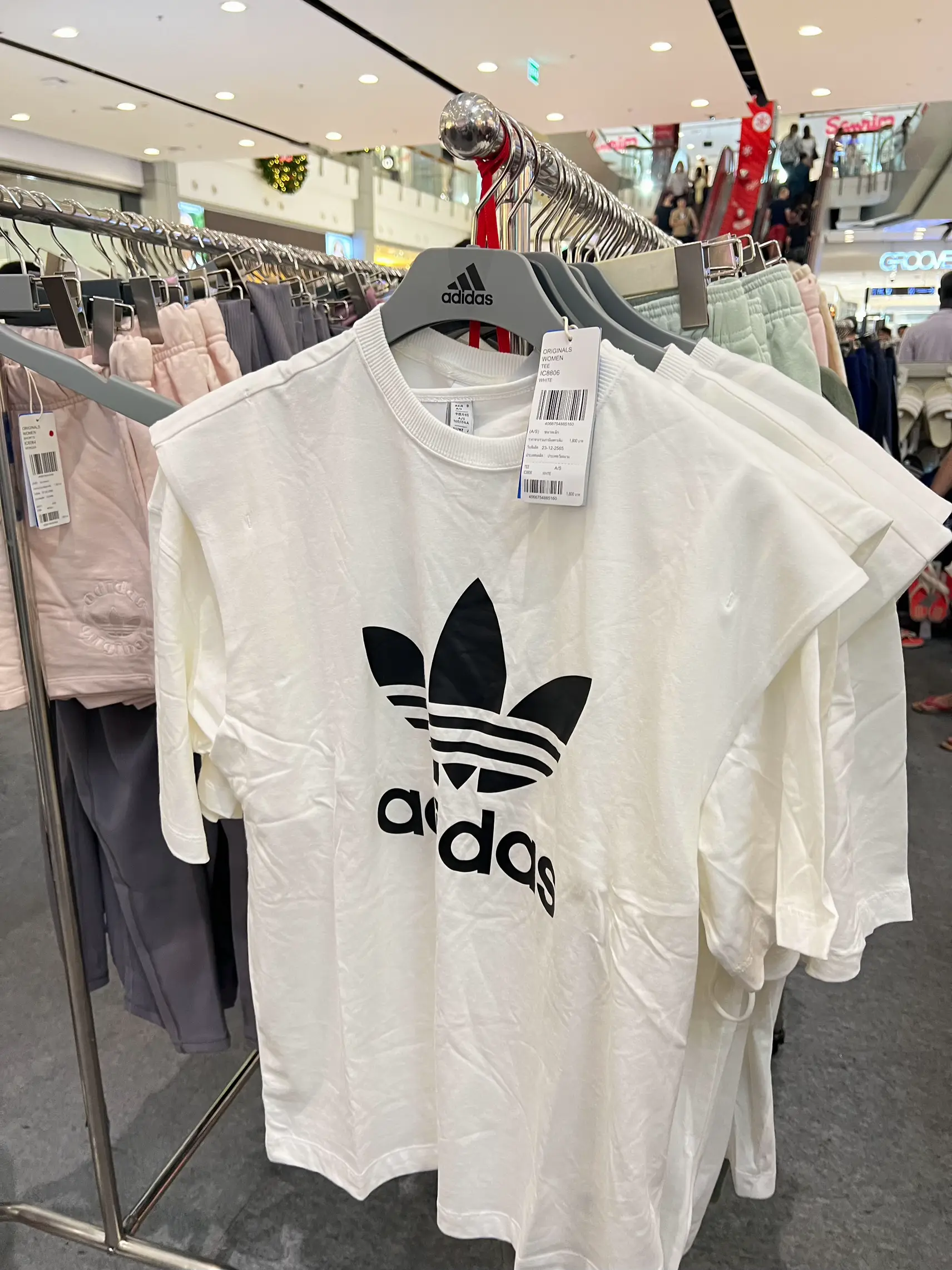 Adidas ลดแรงฉ่ำส่งท้ายปี 🍞💖 | แกลเลอรีที่โพสต์โดย FahCwp | Lemon8