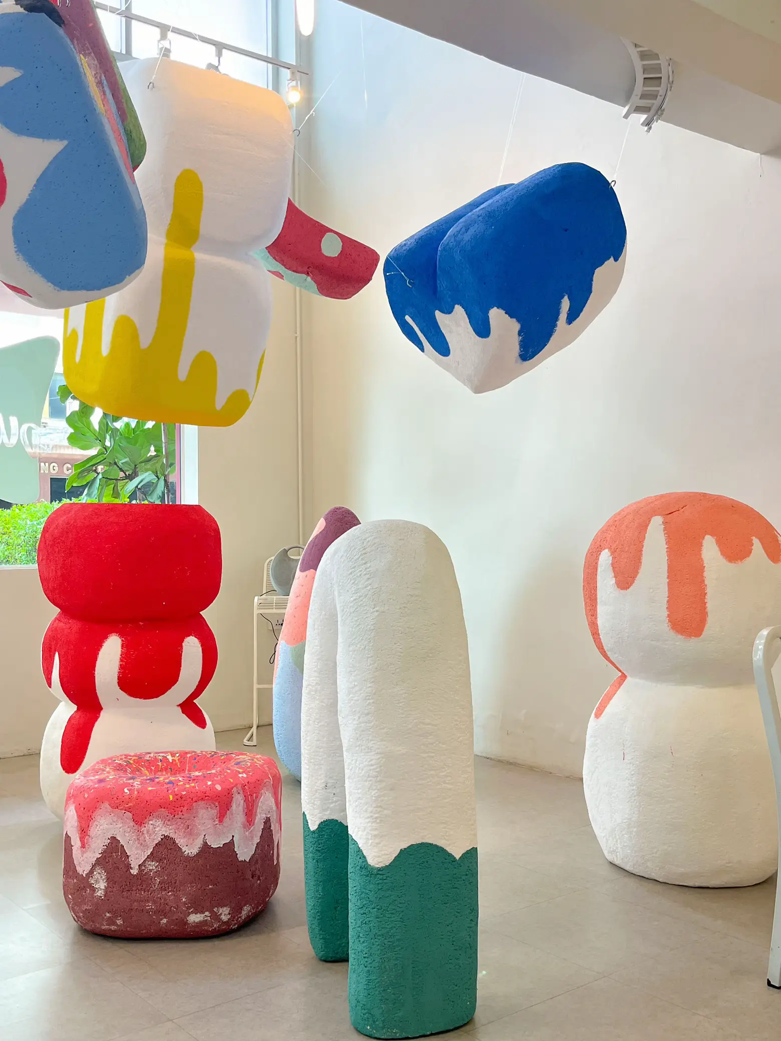 FUN CAFE คาเฟ่เพ้นเค้ก MRTหัวลำโพง📍🚃🎨 | แกลเลอรีที่โพสต์โดย Fonmii | Lemon8