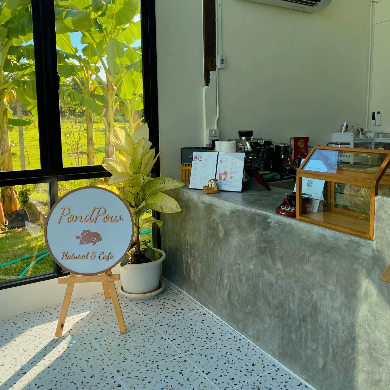 🧋Pondpow natural & cafe (หมาเข้าได้) | แกลเลอรีที่โพสต์โดย ดีไม่ดีก็รีวิว🔅 | Lemon8