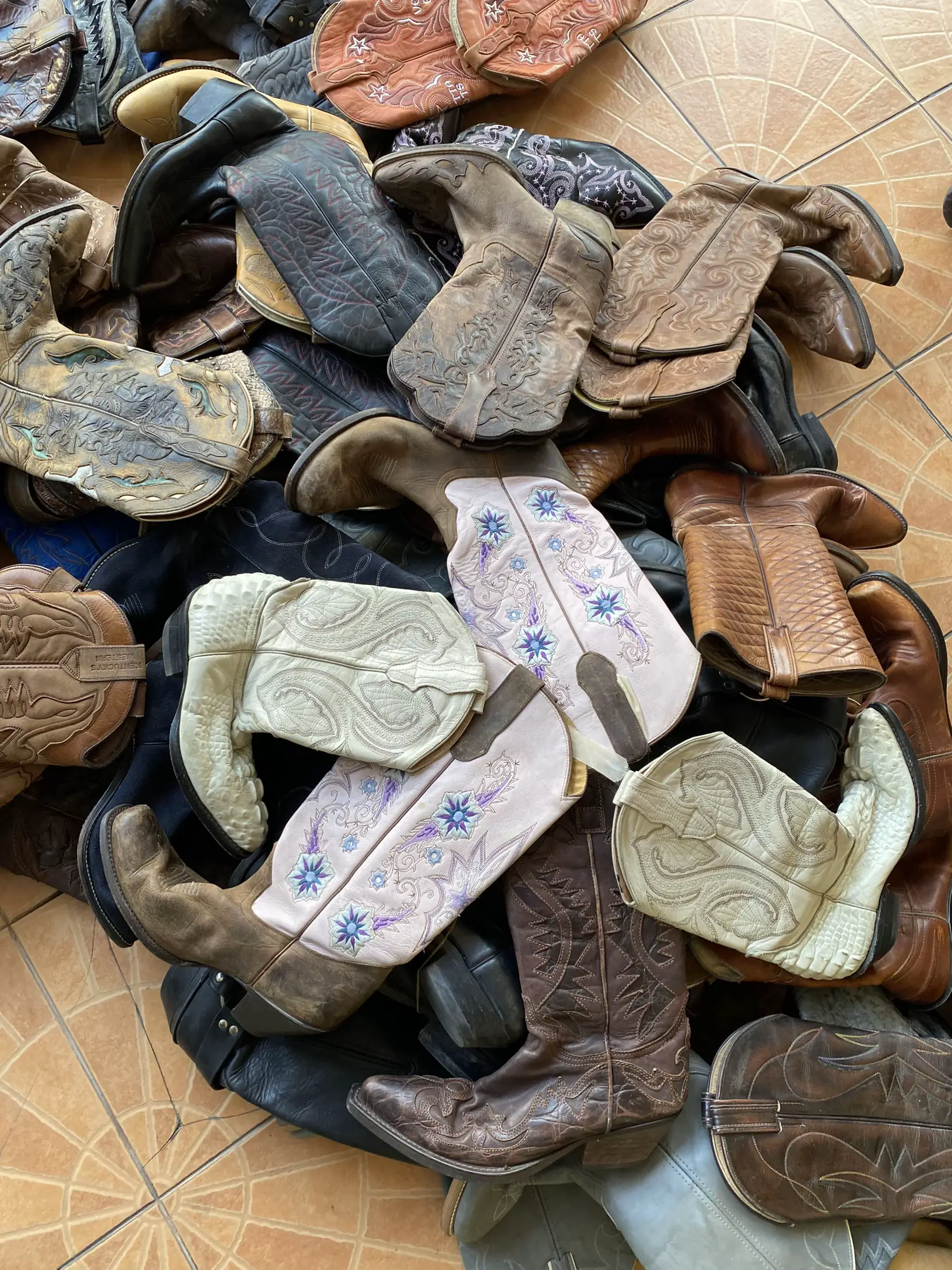 Cowboy boots👢 IG . Under.105mph | แกลเลอรีที่โพสต์โดย Zan Zan | Lemon8