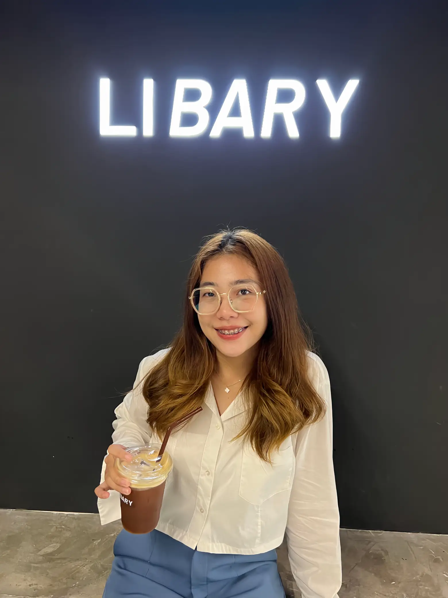 รีวิวคาเฟ่กรุงเทพ | Libary bkk ☕️🤍 | แกลเลอรีที่โพสต์โดย NTM | Lemon8
