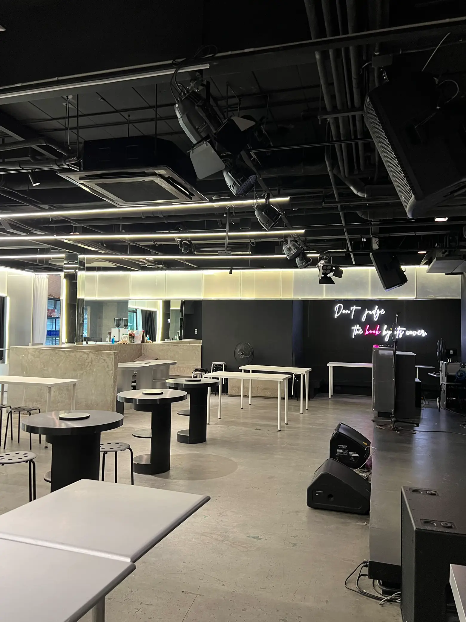 รีวิวคาเฟ่กรุงเทพ | Libary bkk ☕️🤍 | แกลเลอรีที่โพสต์โดย NTM | Lemon8