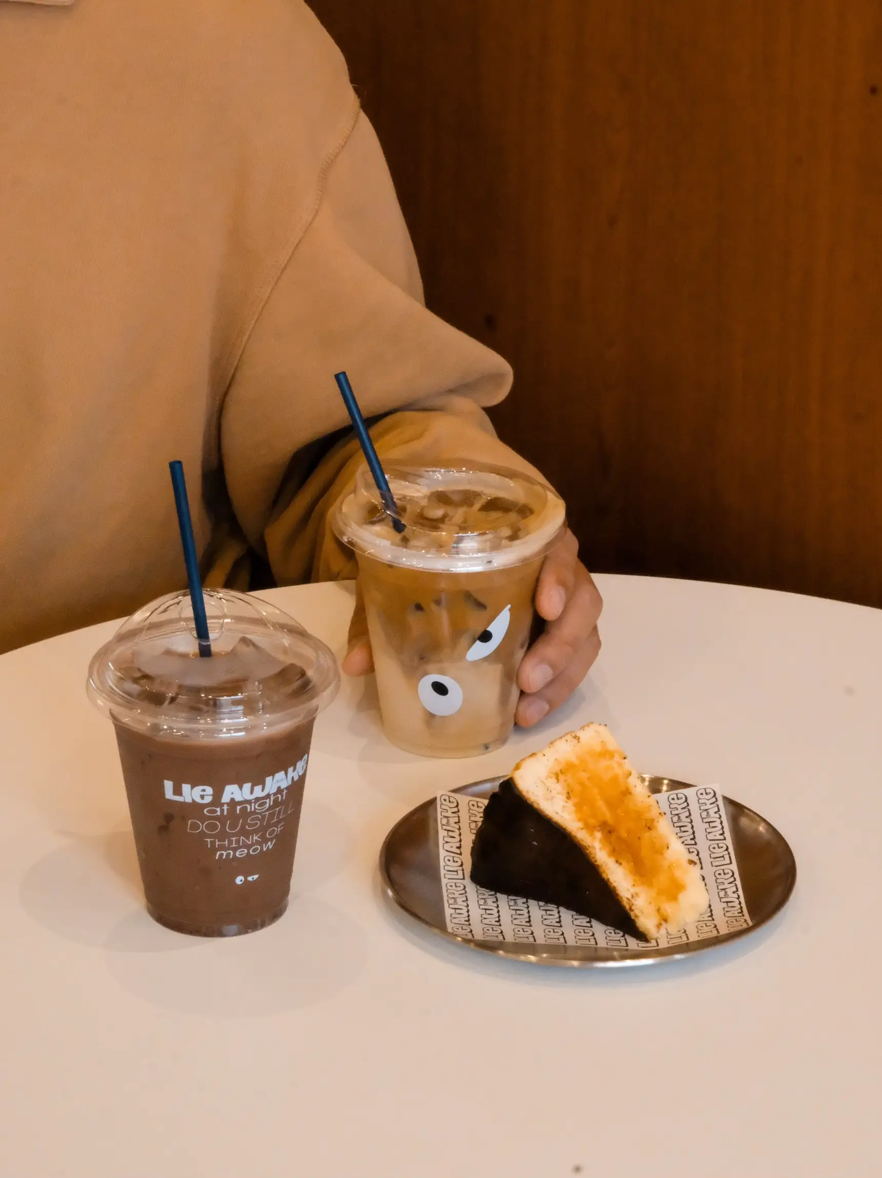 น้อลแมวดำ Lie Awake คาเฟ่เปิดใหม่ที่มีความคิ้วท์ล้านเปอร์เซ็น | แกลเลอ ...