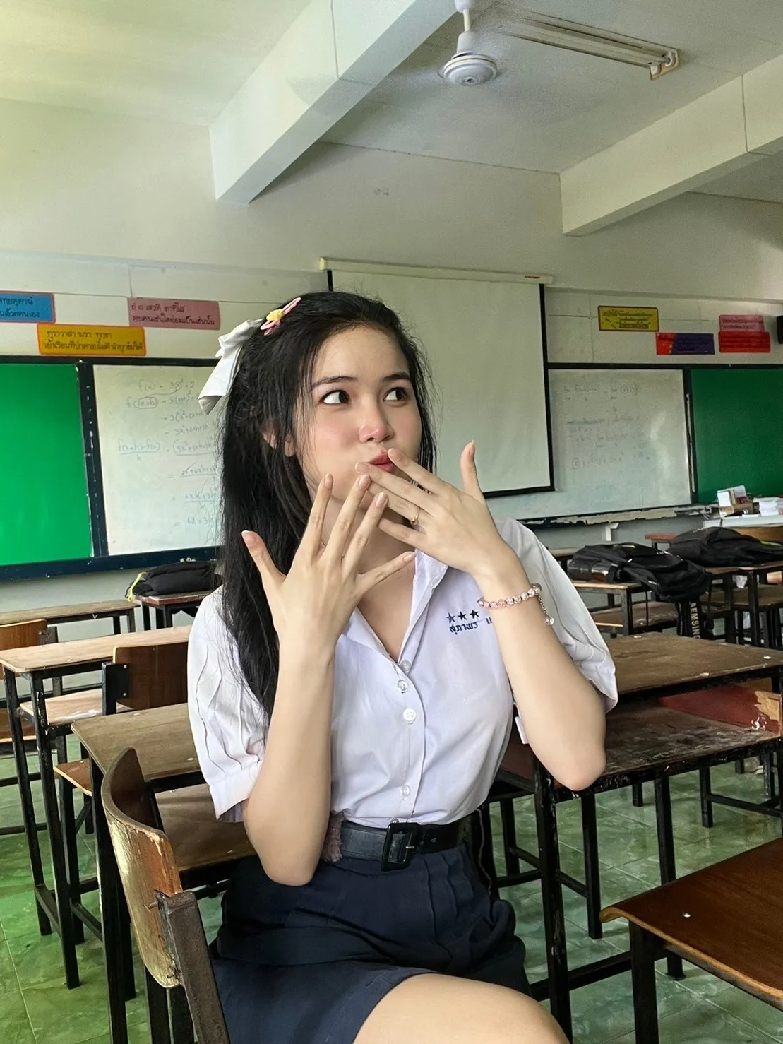 ถ่ายรูป ชุดนร. ในห้องเรียนกัน💗 | แกลเลอรีที่โพสต์โดย KI.MO💕 | Lemon8