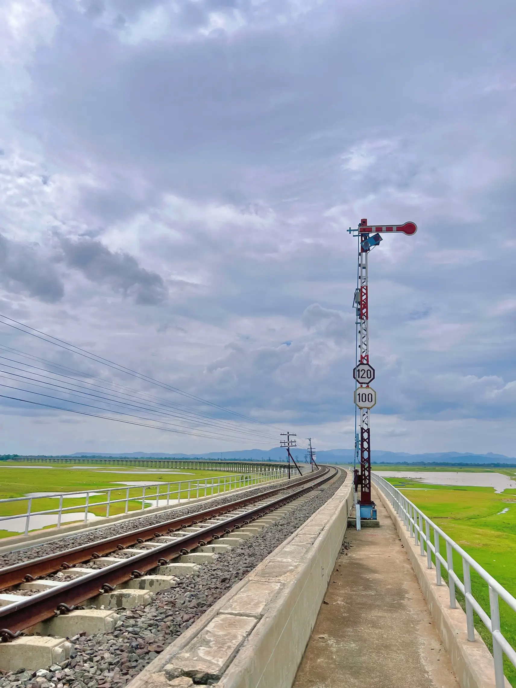 Floating train at Lopburi. | แกลเลอรีที่โพสต์โดย Ordinary Nurse | Lemon8