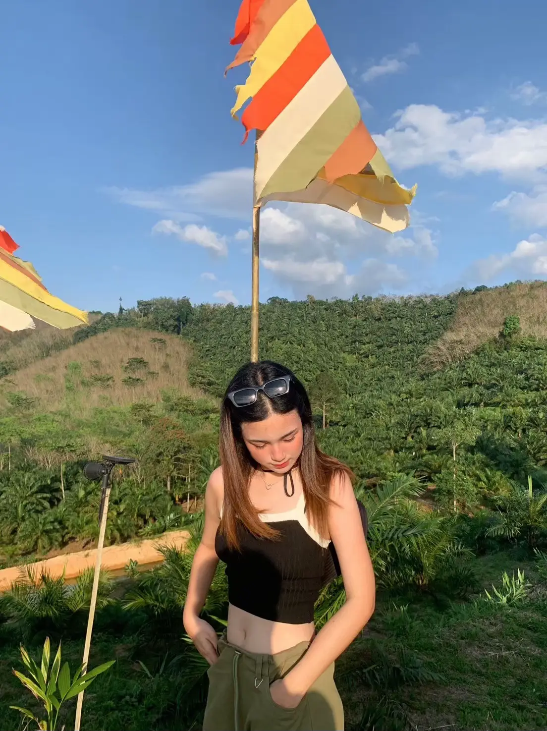 Pose ideas สำหรับสาวๆแคมป์ปิ้ง🏕️ | แกลเลอรีที่โพสต์โดย gade.pps | Lemon8