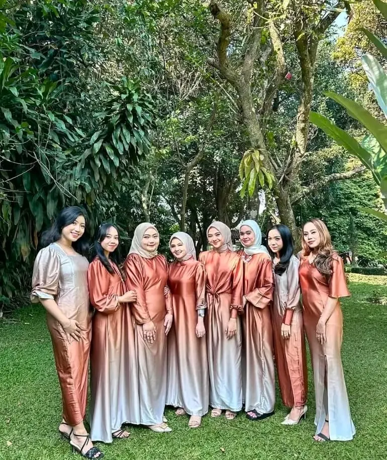 𝐈𝐧𝐬𝐩𝐢𝐫𝐚𝐬𝐢 𝐦𝐨𝐝𝐞𝐥 𝐝𝐫𝐞𝐬𝐬 𝐛𝐫𝐢𝐝𝐞𝐬𝐦𝐚𝐢𝐝𝐬 𝐠𝐫𝐚𝐝𝐚𝐬𝐢 𝐰𝐚𝐫𝐧𝐚 🤍 | Galeri diposting ...