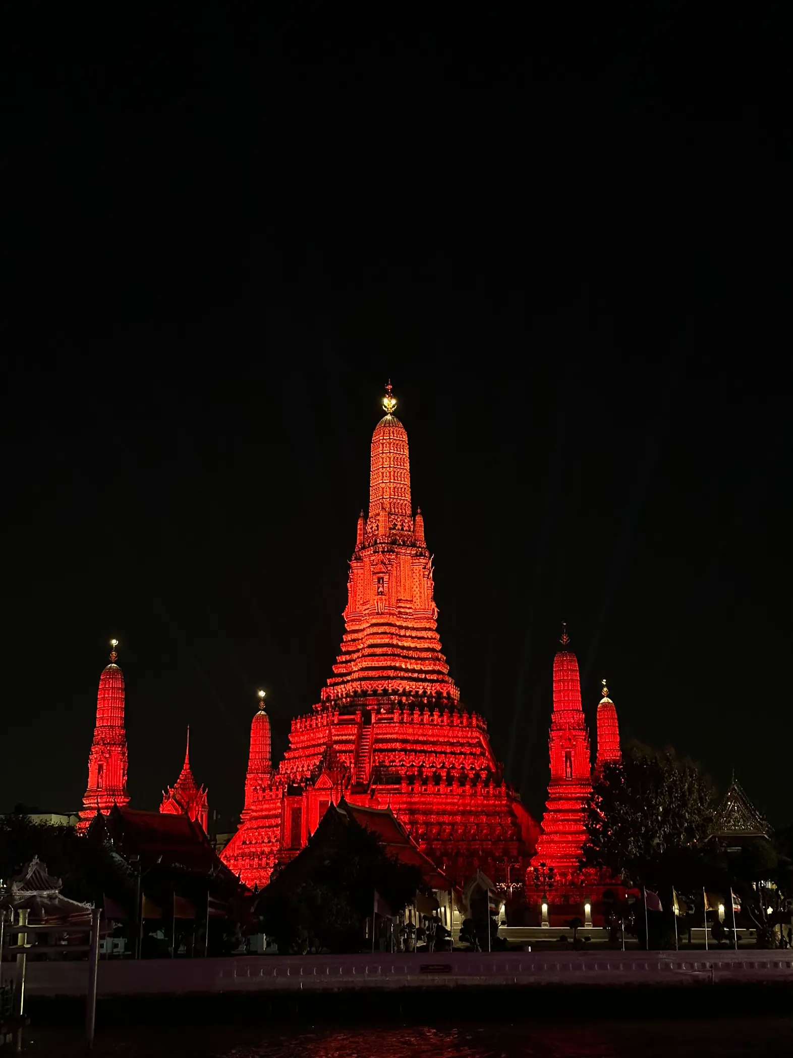 งานแสดงไฟพลุสุดอลังการริมแม่น้ำ ดูฟรีตลอดเดือนธค 🎇🎆 แกลเลอรีที่โพสต์โดย Maypaphachita Lemon8