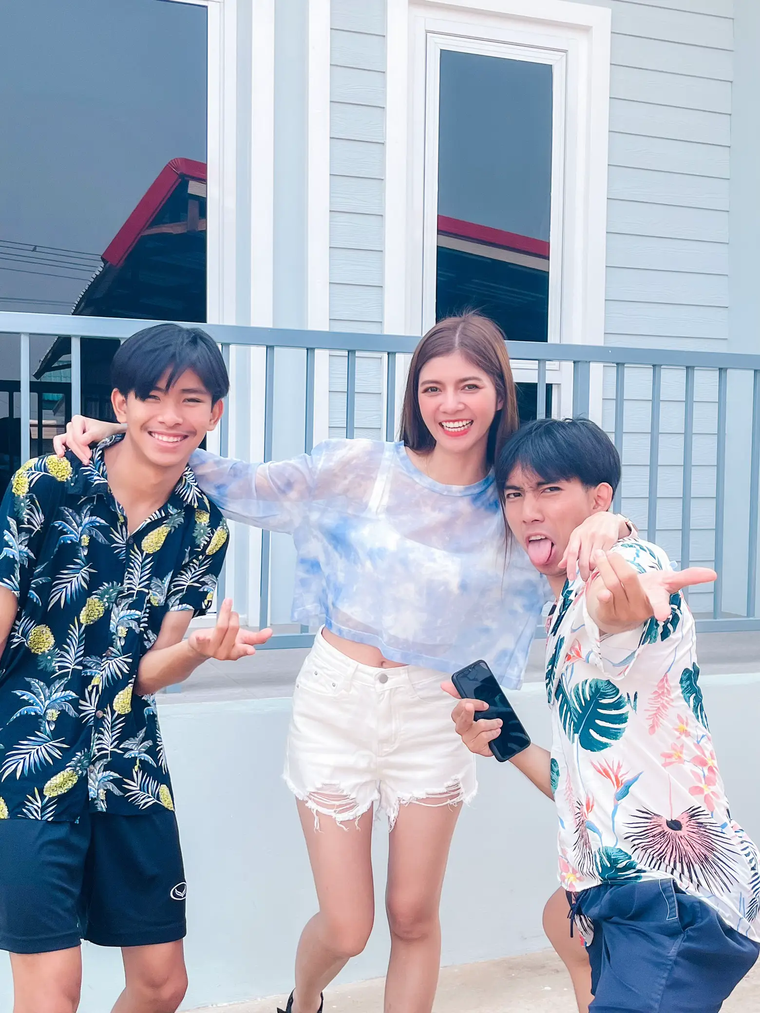 แชร์ไอเดียร์แต่งตัวสงกรานต์ให้จึ้ง | แกลเลอรีที่โพสต์โดย Kunthida | Lemon8