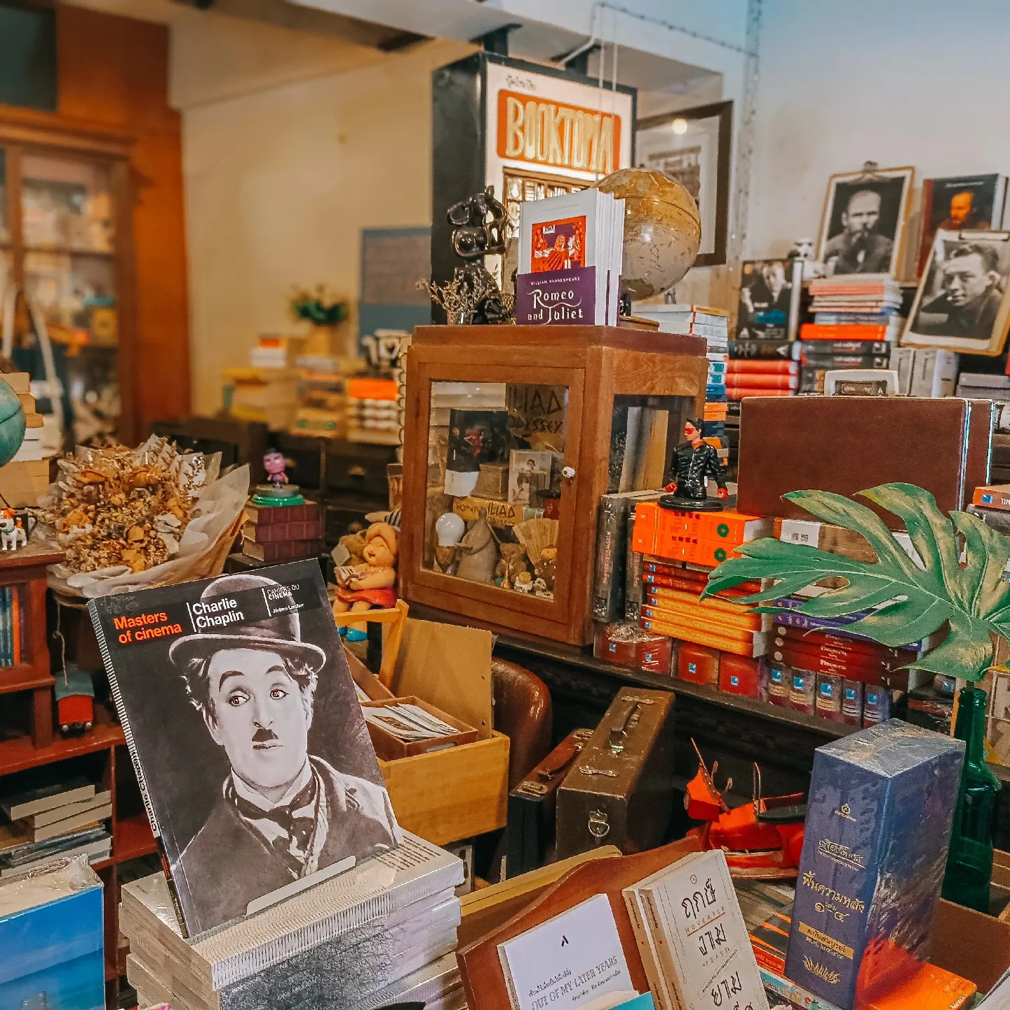 BOOKTOPIA : ร้านหนังสืออุทัยธานี 📕 | แกลเลอรีที่โพสต์โดย ค น ห ล ง ท า ง | Lemon8