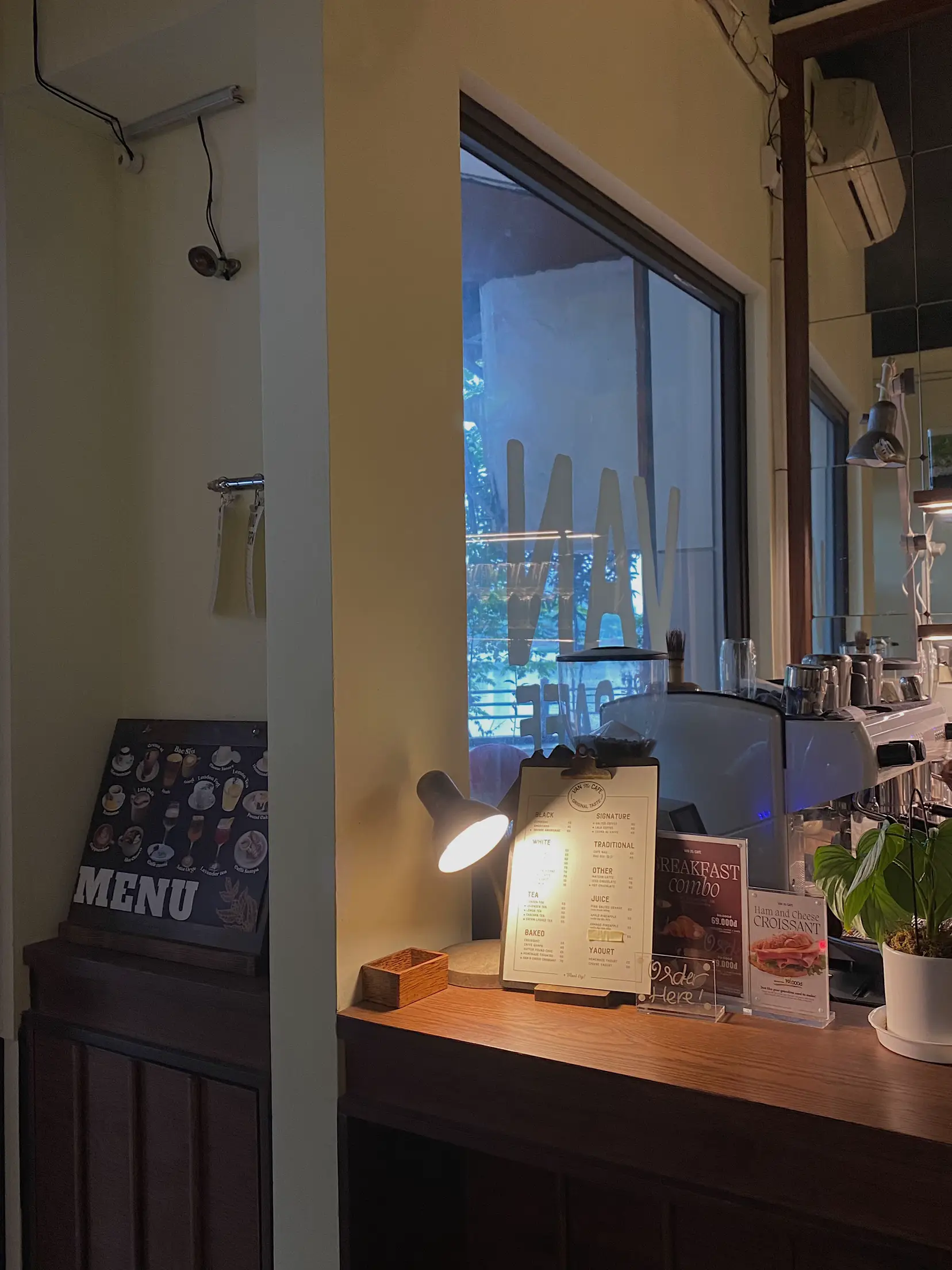 VAN cafe - Đà Lạt bên hồ rất tình | แกลเลอรีที่โพสต์โดย Micheo | Lemon8