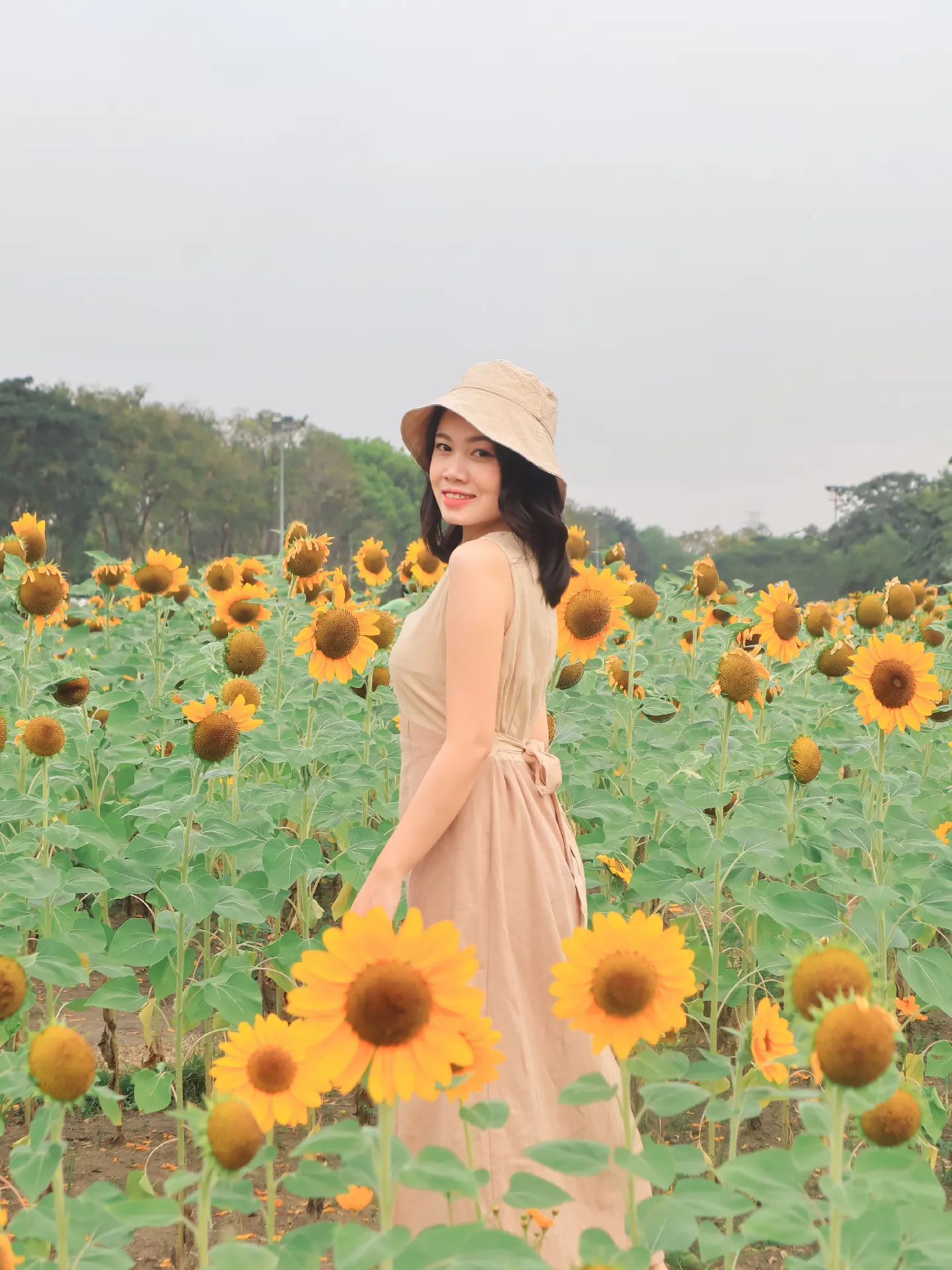ไอเดียแต่งตัวไปถ่ายรูป สวนทานตะวัน🌻 | แกลเลอรีที่โพสต์โดย Nit Lifestyle | Lemon8