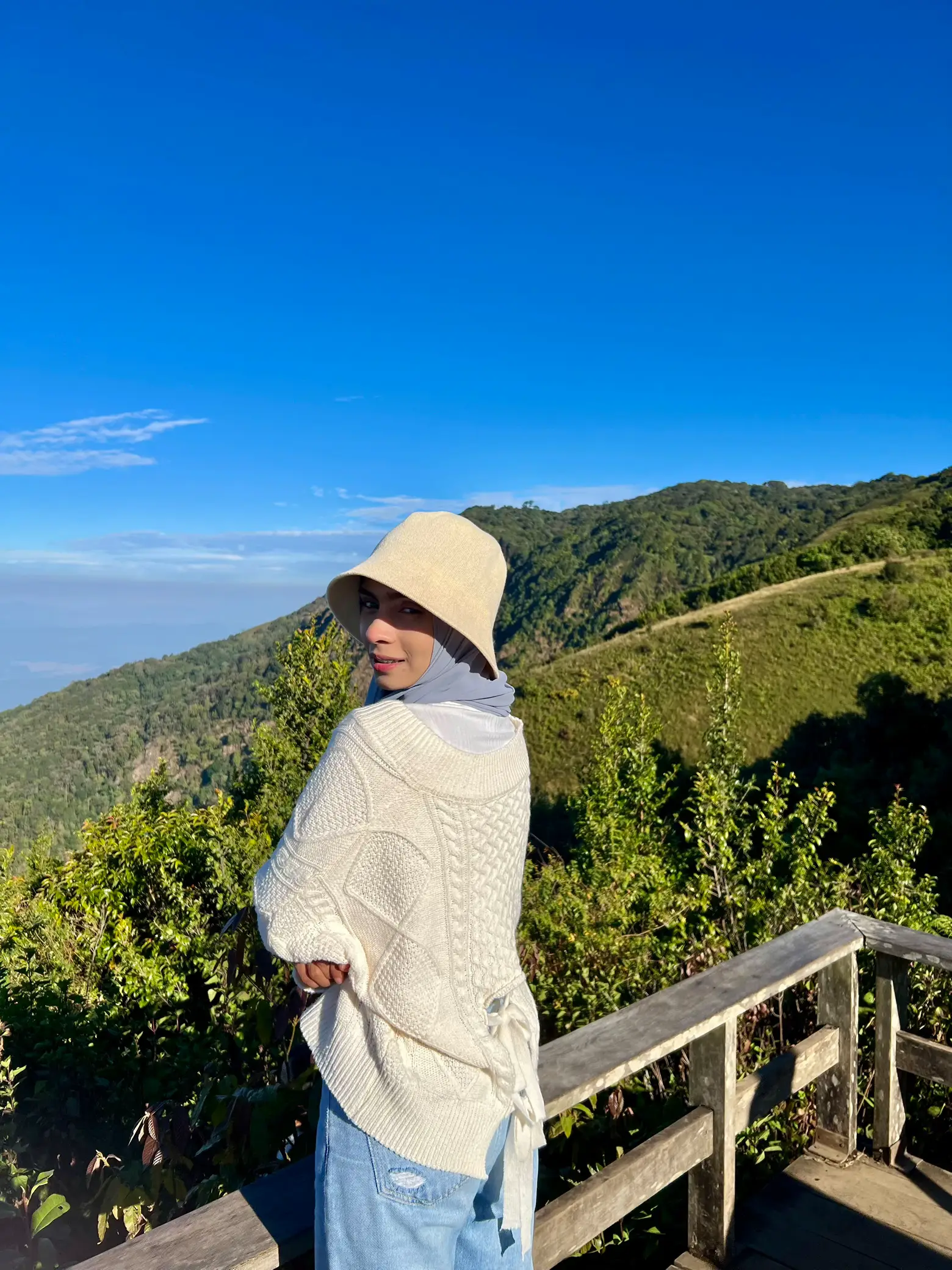 ไอเดียแต่งตัวเที่ยวดอยชิคๆสบายๆ | แกลเลอรีที่โพสต์โดย Reeda Fareeda | Lemon8