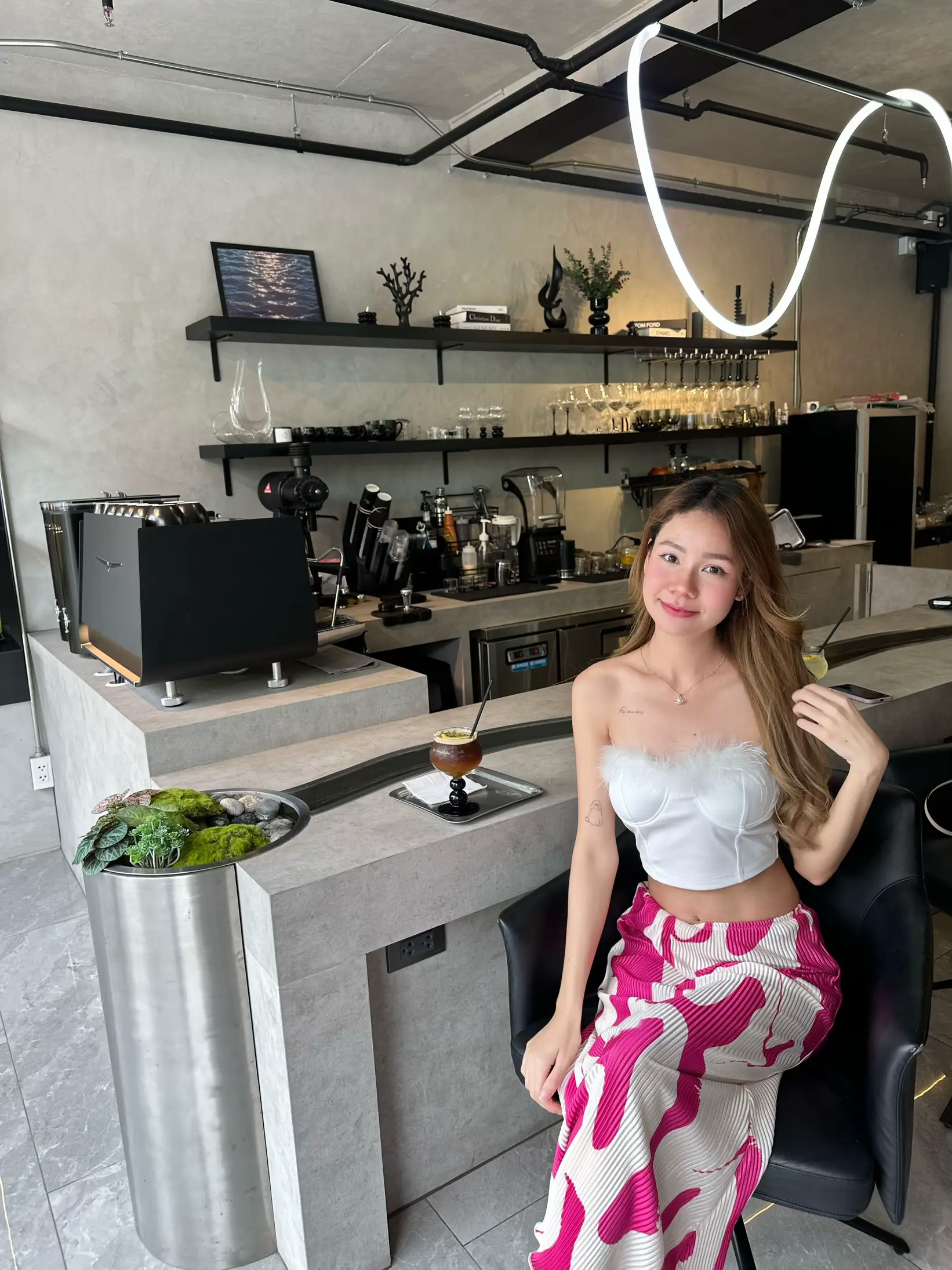 นั่งทำงานที่คาเฟ่สุดเกาหลีเกาใจ FlowEver Cafe & Wine ☕️🥂💫 | แกลเลอรีที่โพสต์โดย Bearbykim | Lemon8