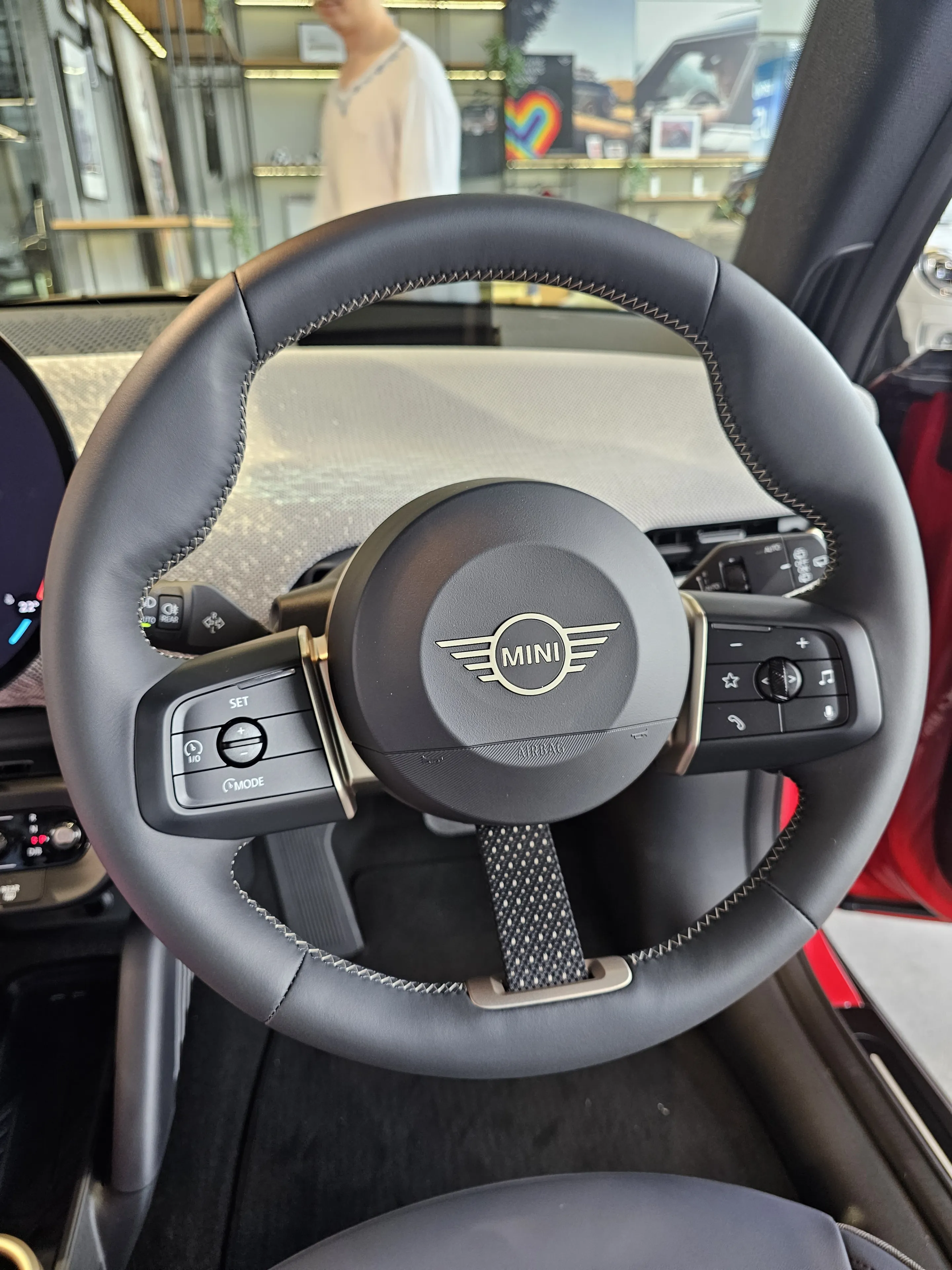 MINI COOPER EV ใหม่ล่าสุด ราคาดีมาก 1.699ลบ.!! | แกลเลอรีที่โพสต์โดย WRJ | Lemon8