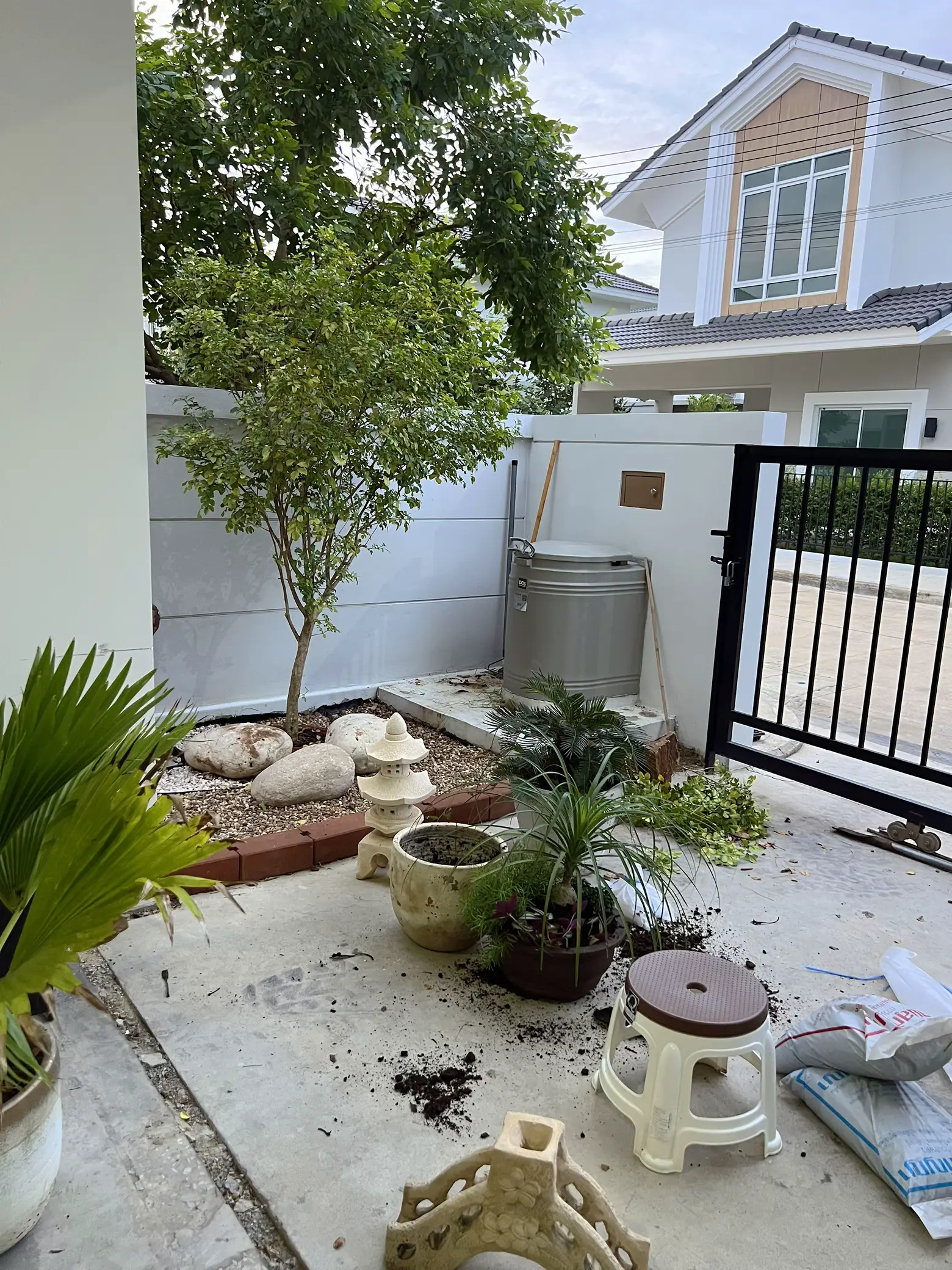 Before จัดสวนญี่ปุ่นมุมเล็กๆข้างบ้าน | แกลเลอรีที่โพสต์โดย TP Studio Home | Lemon8