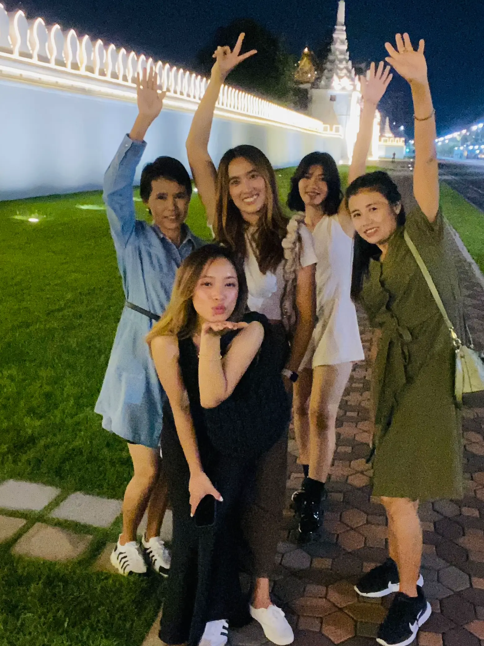 งานลอยกระทง เมื่อคืนนี้ เดินเล่นรอบเมืองเก่า ถ่ายรูปงานไฟ 🥰 | แกลเลอรีที่โพสต์โดย Jiew | Lemon8