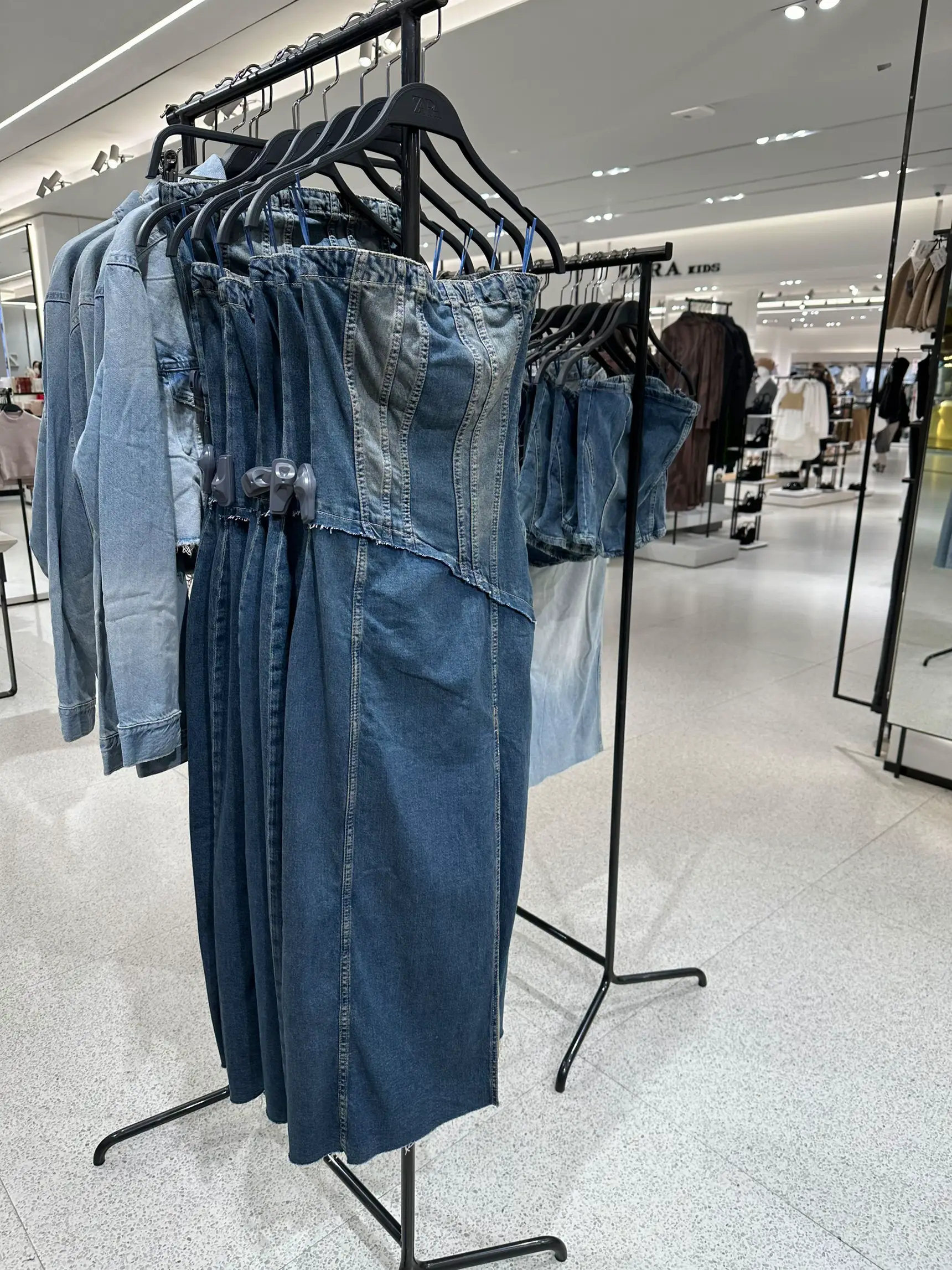 ZARA Jeans Collection | ยีนส์ เก๋ไม่มีเอ้าท์ รวมไอเท็มปัง👖 | แกลเลอรีที่โพสต์โดย Jun Imai | Lemon8