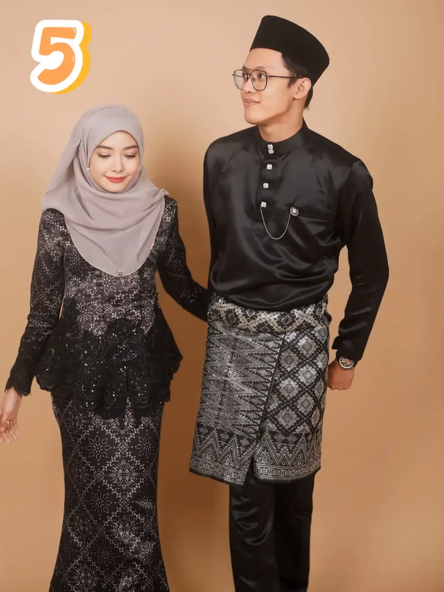 9 couple poses idea for Raya Studio Photoshoot! 🌙 | Galeri diposting oleh Zaty Asri | Lemon8