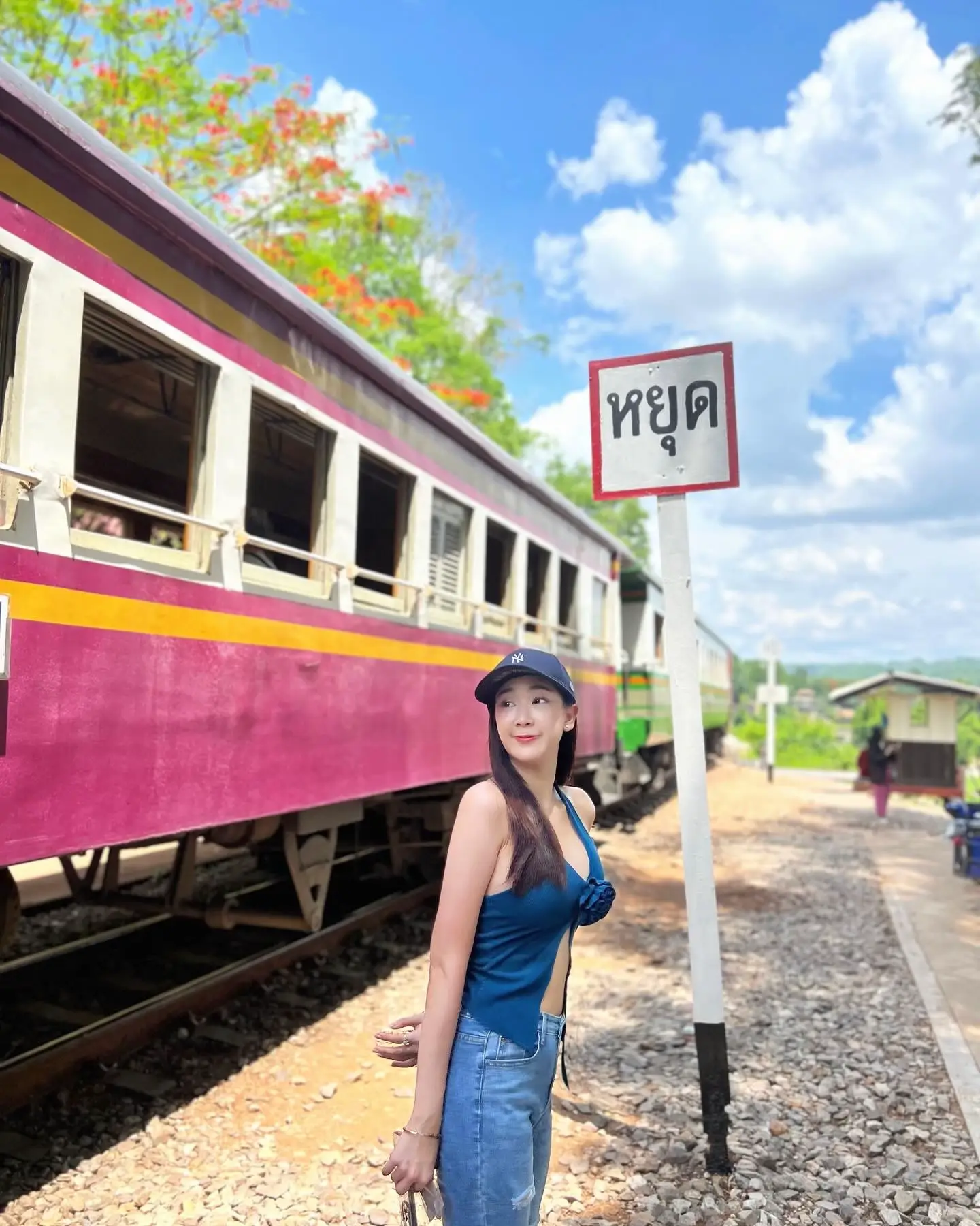 เดินเที่ยวบนทางรถไฟสายมรณะ กาญจนบุรี | แกลเลอรีที่โพสต์โดย Pum 🌊 | Lemon8