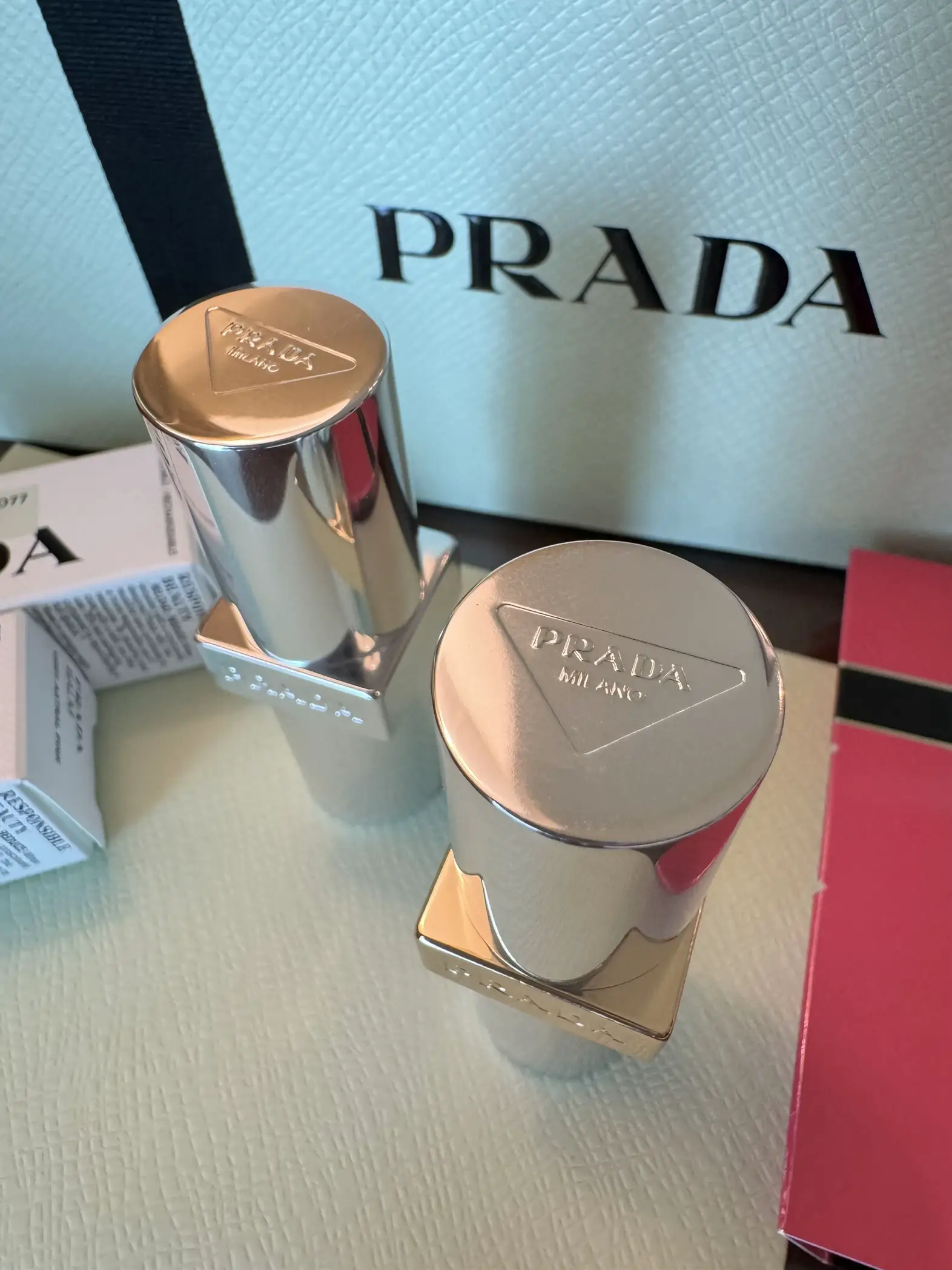 ลิปบาล์มและลิปสติก จาก Prada Beauty 😍 | แกลเลอรีที่โพสต์โดย MissN | Lemon8