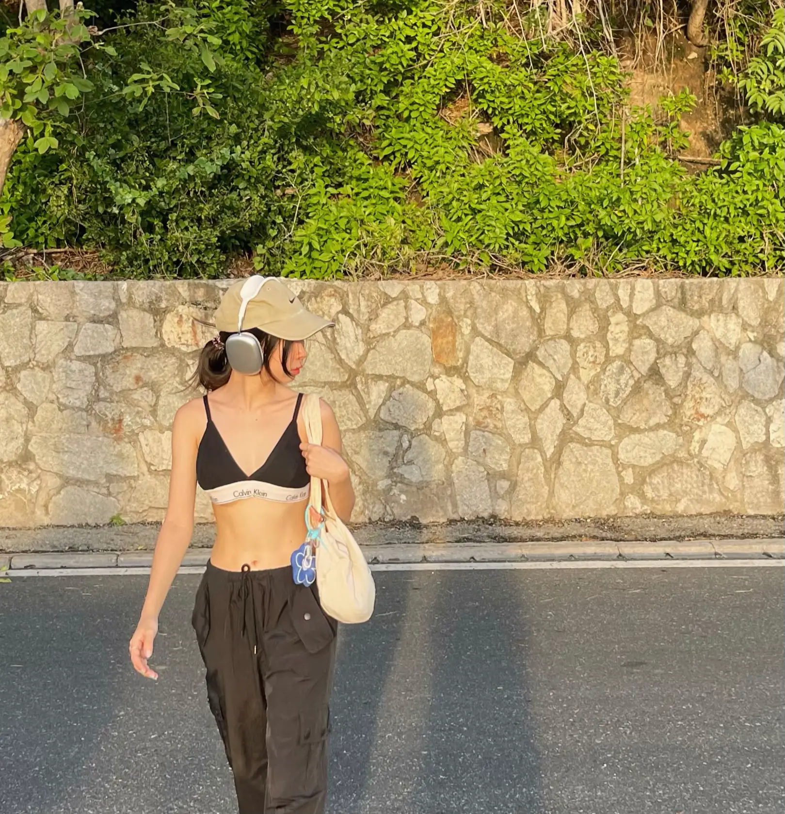 มุมถ่ายรูปฟีลพี่สาวเกาที่บางแสน🏝 | แกลเลอรีที่โพสต์โดย May warit | Lemon8