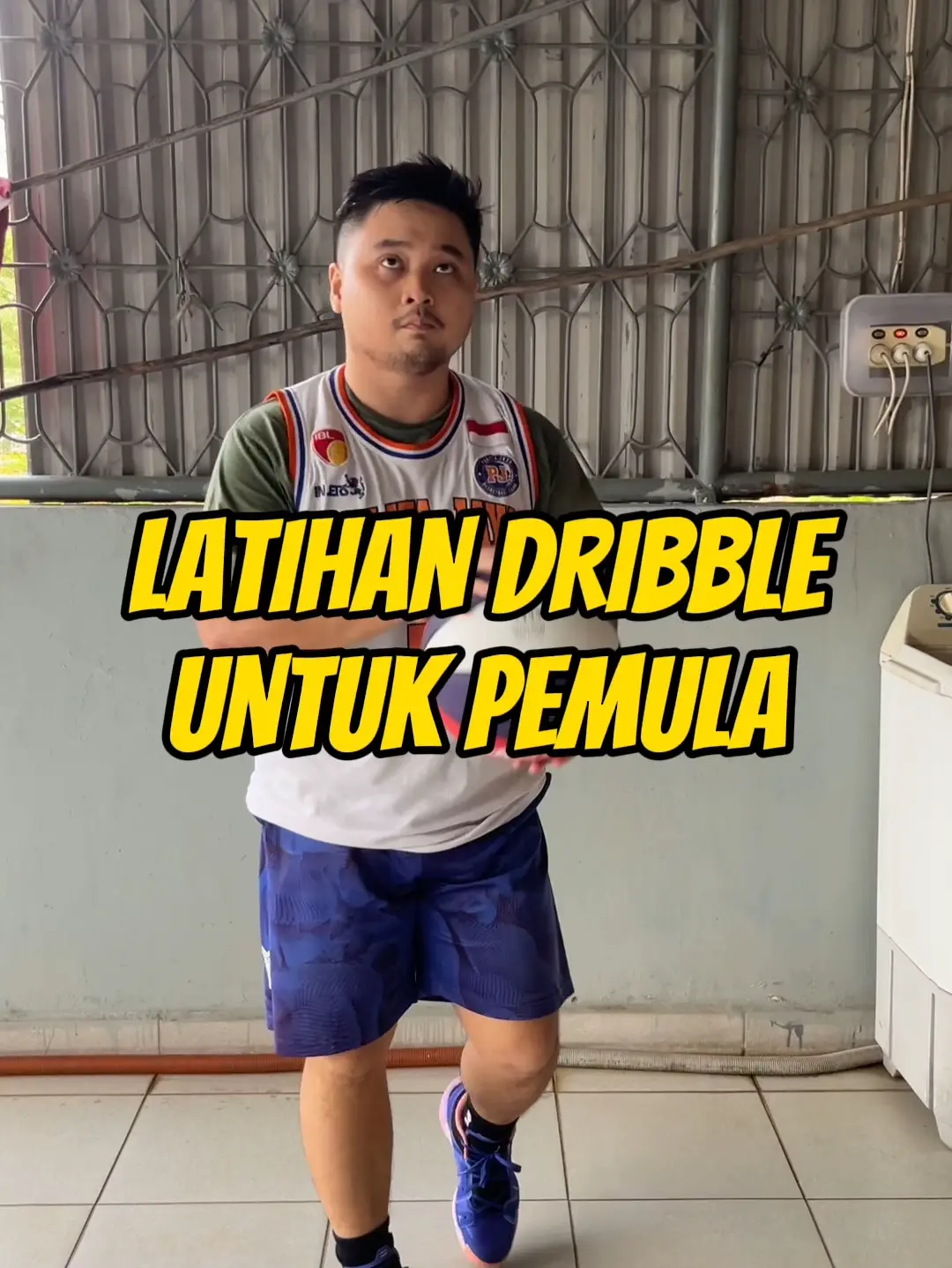 Latihan Dribble Basket untuk pemula | Video dipublikasikan oleh Schoops ...