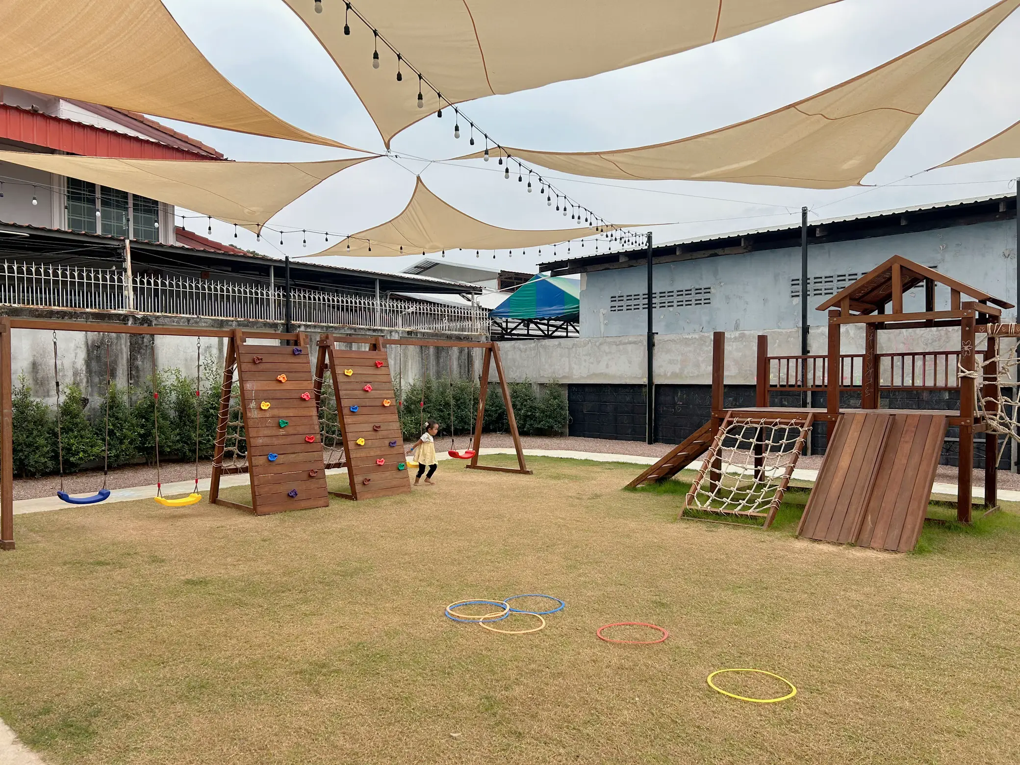 🎡 คาเฟ่เด็กแห่งแรกในแม่สอด 🎢 | แกลเลอรีที่โพสต์โดย Fang Berry | Lemon8