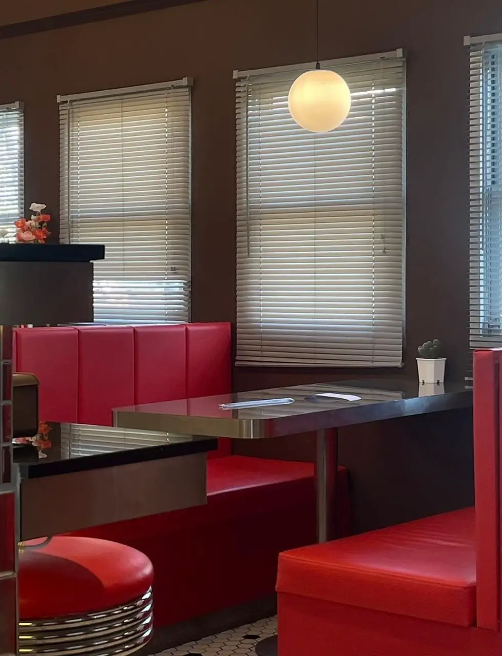 คาเฟ่เปิดใหม่ ‘กาญจนบุรี’ Vibes ดีฟีลเมกา 🇺🇸⭐️ | แกลเลอรีที่โพสต์โดย lbzero | Lemon8