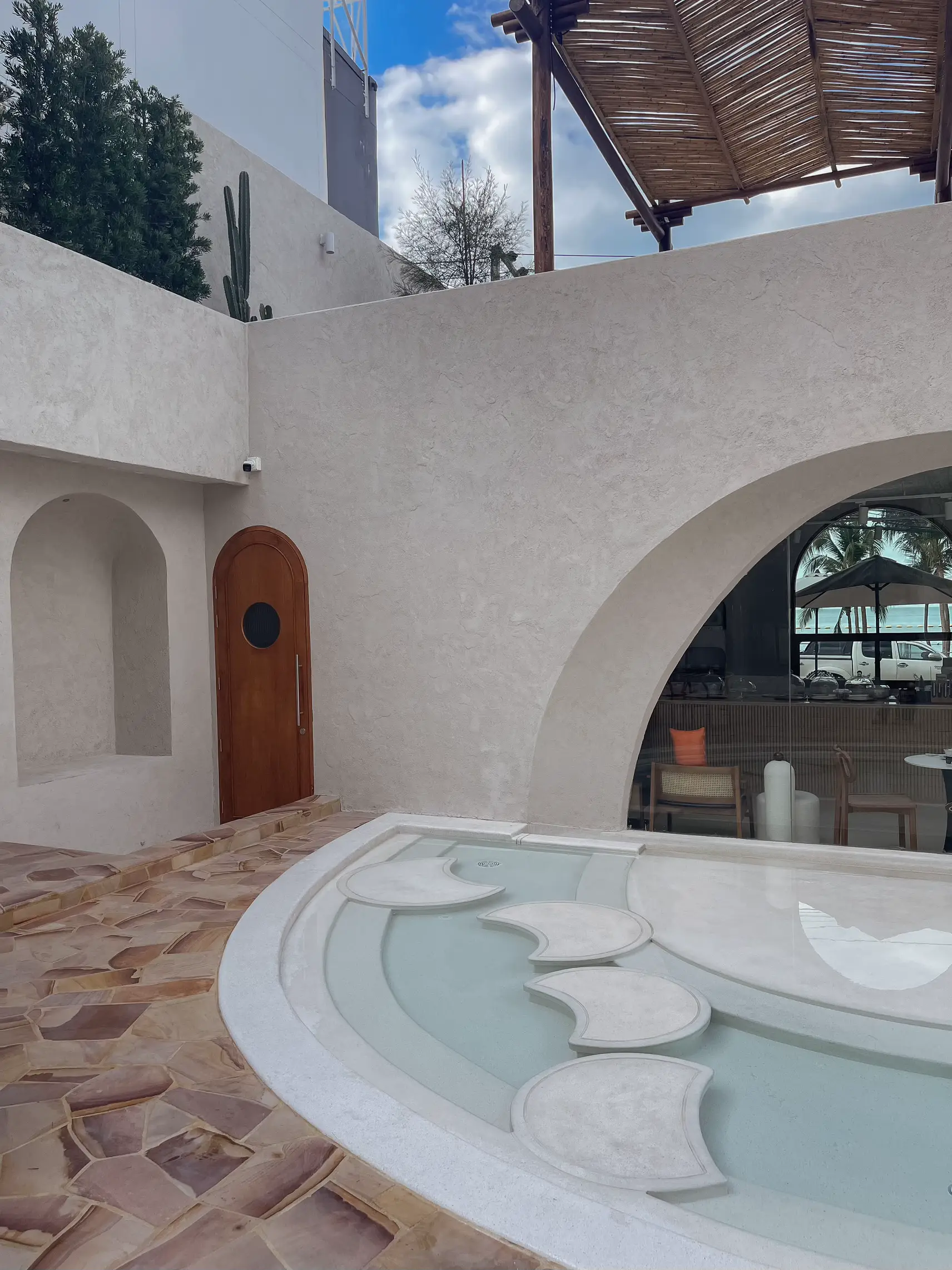 MYKA Cafe คาเฟ่พัทยาเปิดใหม่ สวยฉ่ำมาก | แกลเลอรีที่โพสต์โดย 🥨 | Lemon8