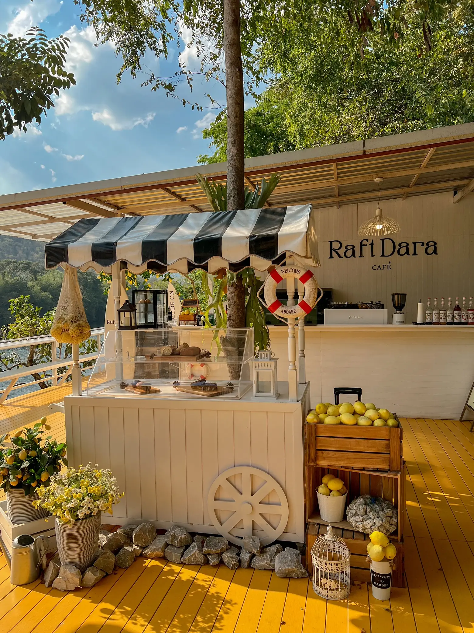 💛 คาเฟ่ริมน้ำสุดคิ้วท์ ที่กาญจนบุรีสไตล์ยุโรป | แกลเลอรีที่โพสต์โดย ...