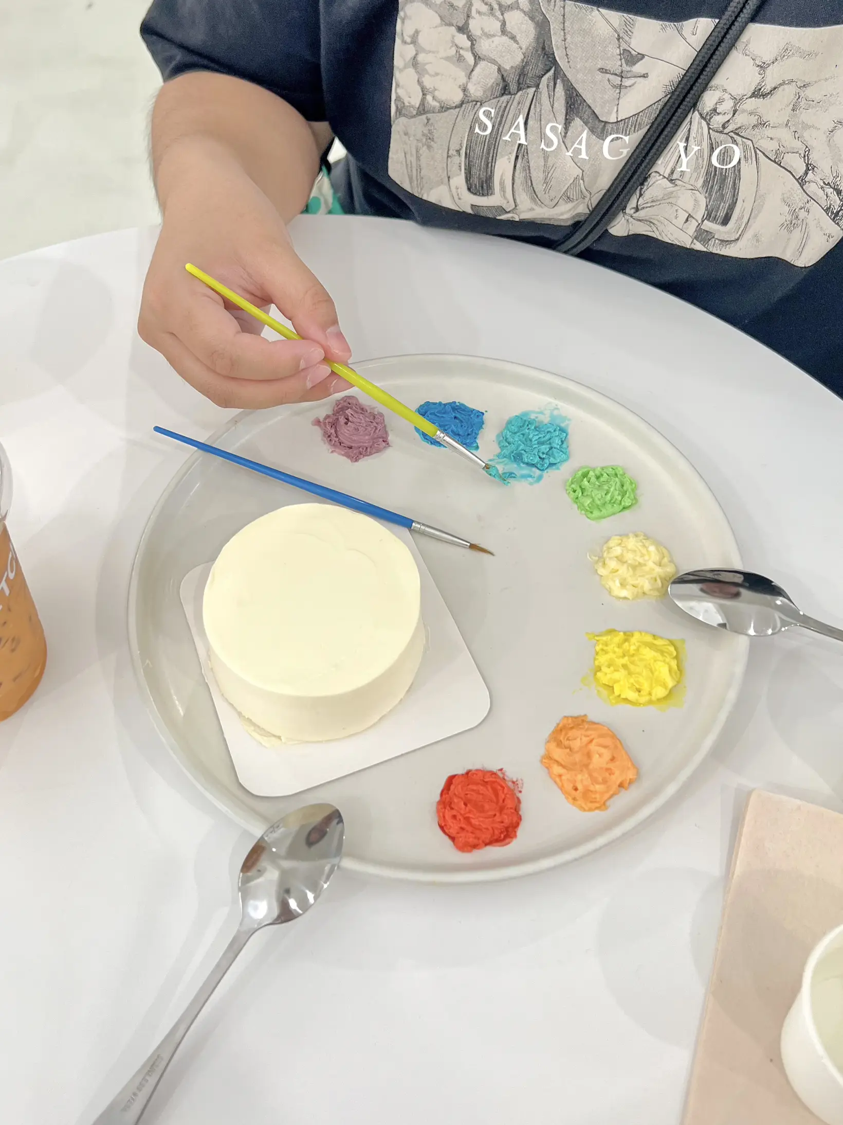 🍰ไปเพ้นต์เค้กที่คาเฟ่สตูดิโอเปิดใหม่ย่านสุขุมวิทกัน!🎨 | แกลเลอรีที่โพสต์โดย Jabchaith | Lemon8