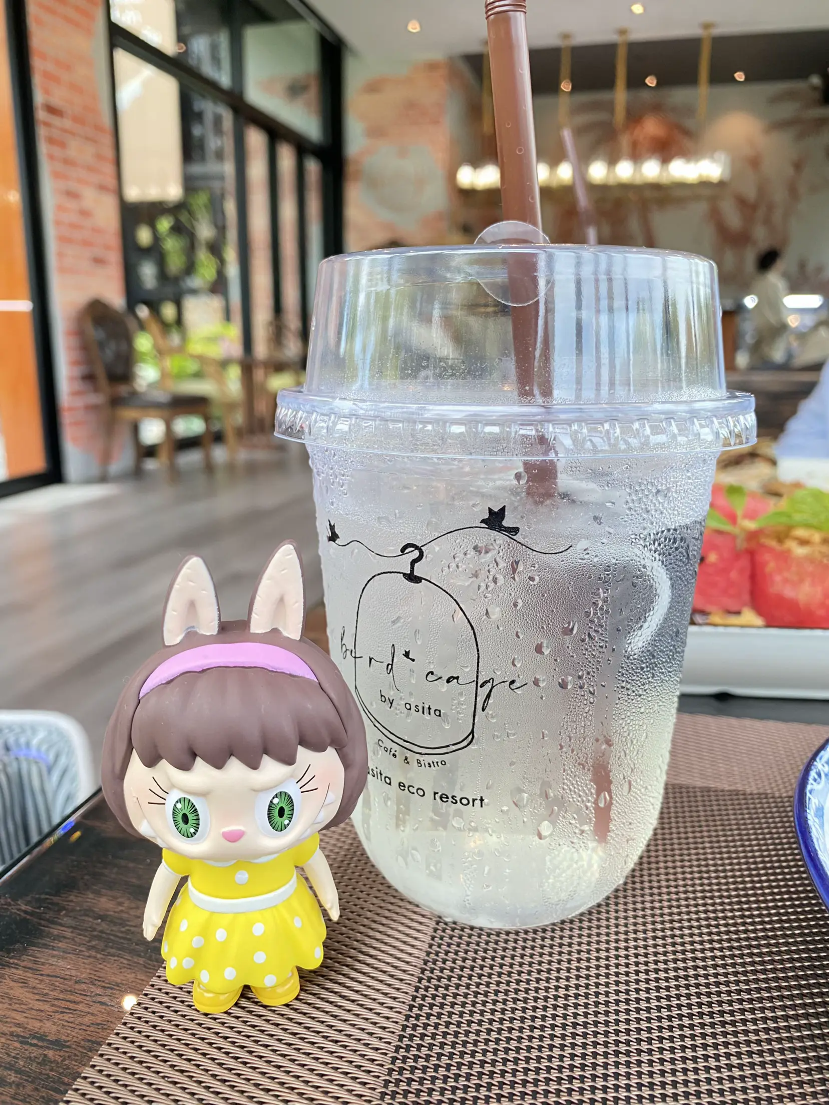 แต่งตัวไปคาเฟ่โทนขาวแดง ️ | แกลเลอรีที่โพสต์โดย Dr.Darin | Lemon8