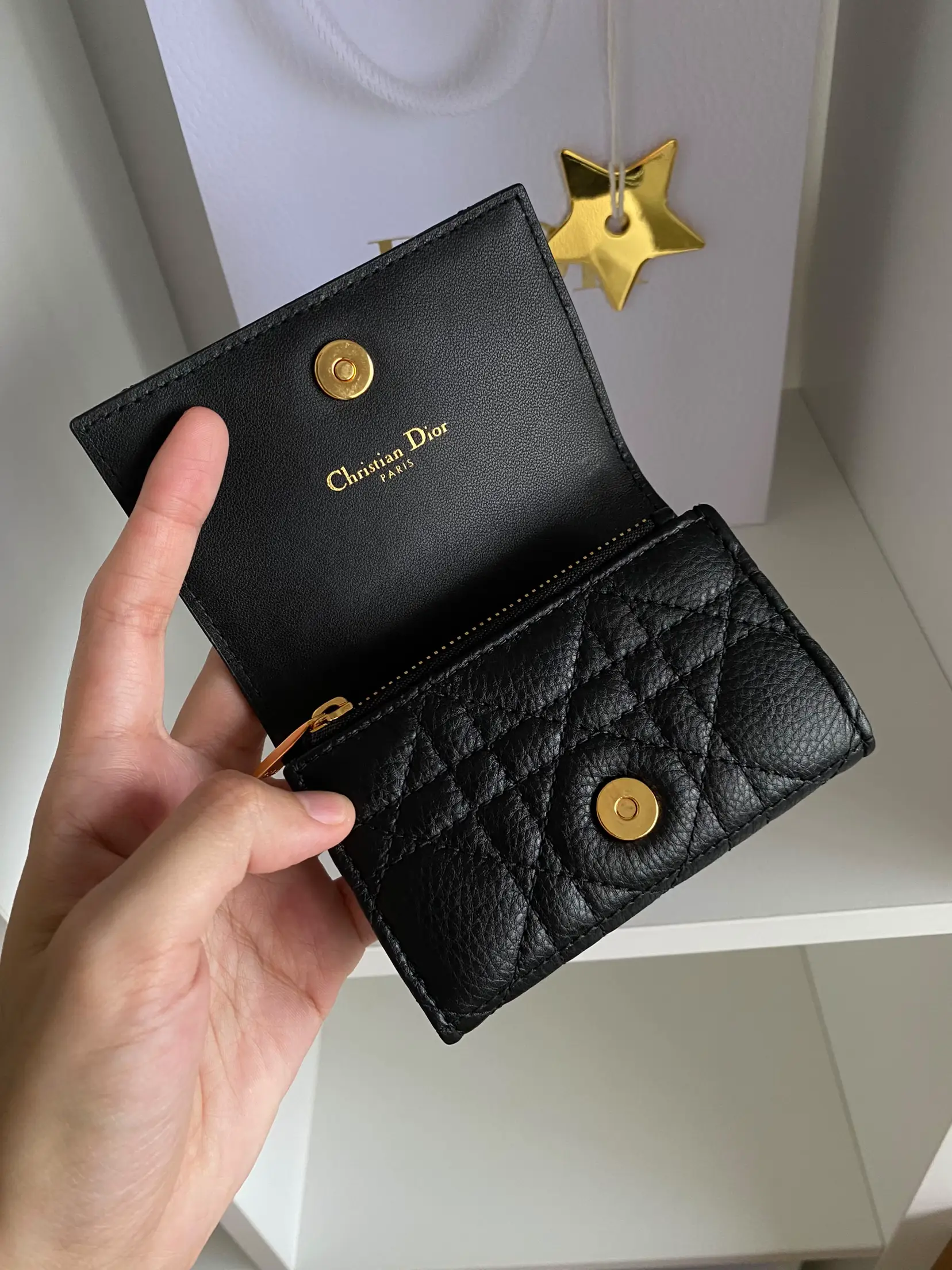 รีวิว Dior card holder ใช้งานจริงมา 9 เดือน | แกลเลอรีที่โพสต์โดย ...